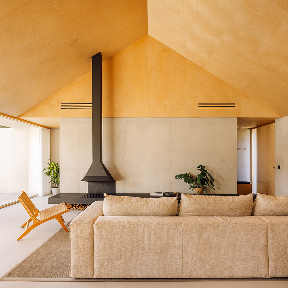 House in Serra do Louro by João Completo. Cimbre - 谷德设计网