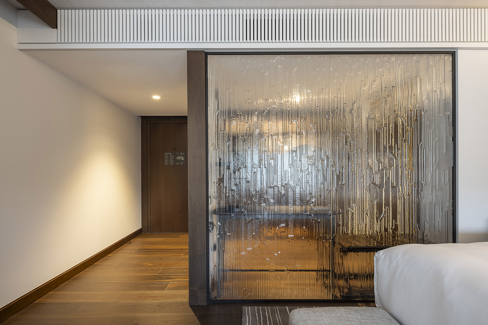 Fairmont Golden Prague glass wall by Lasvit - 谷德设计网