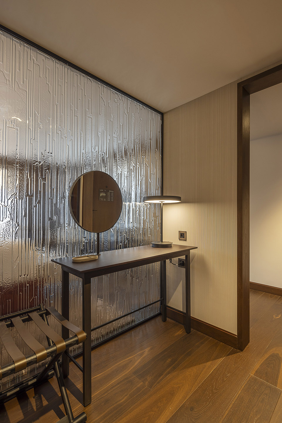 Fairmont Golden Prague glass wall by Lasvit - 谷德设计网