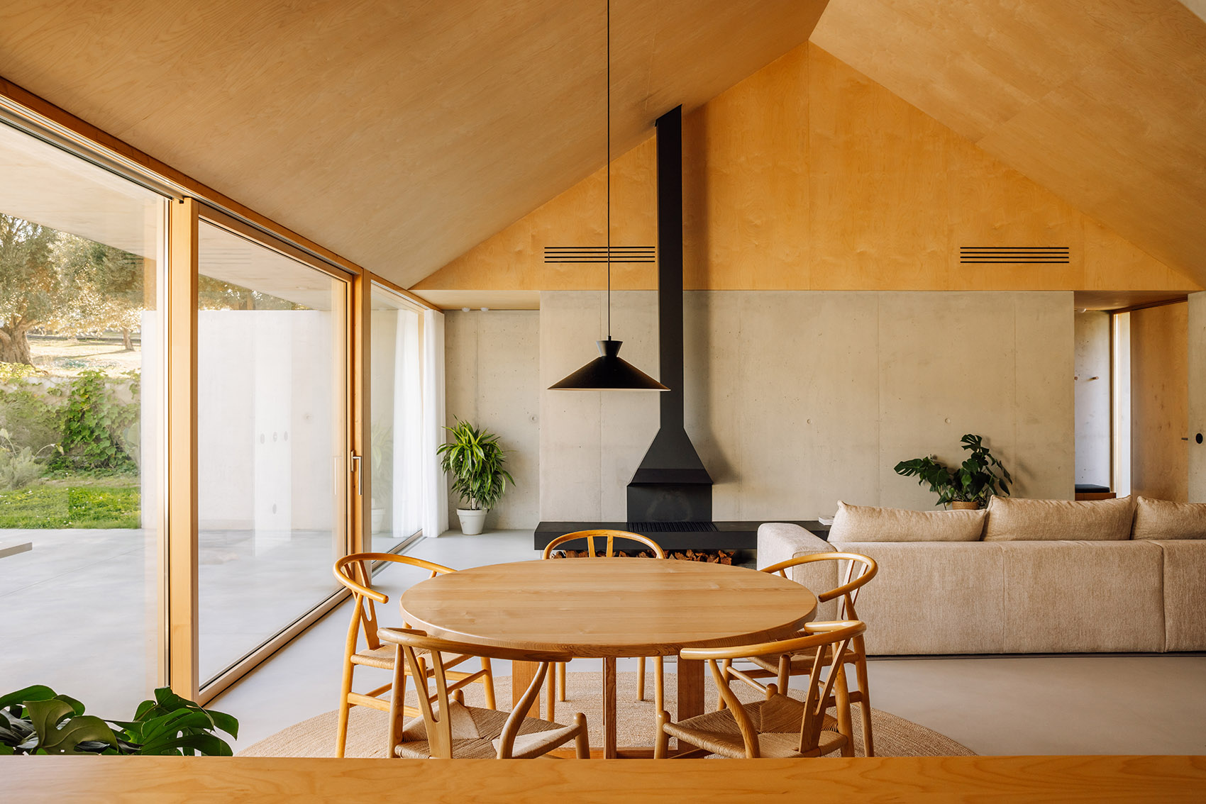 House in Serra do Louro by João Completo. Cimbre - 谷德设计网