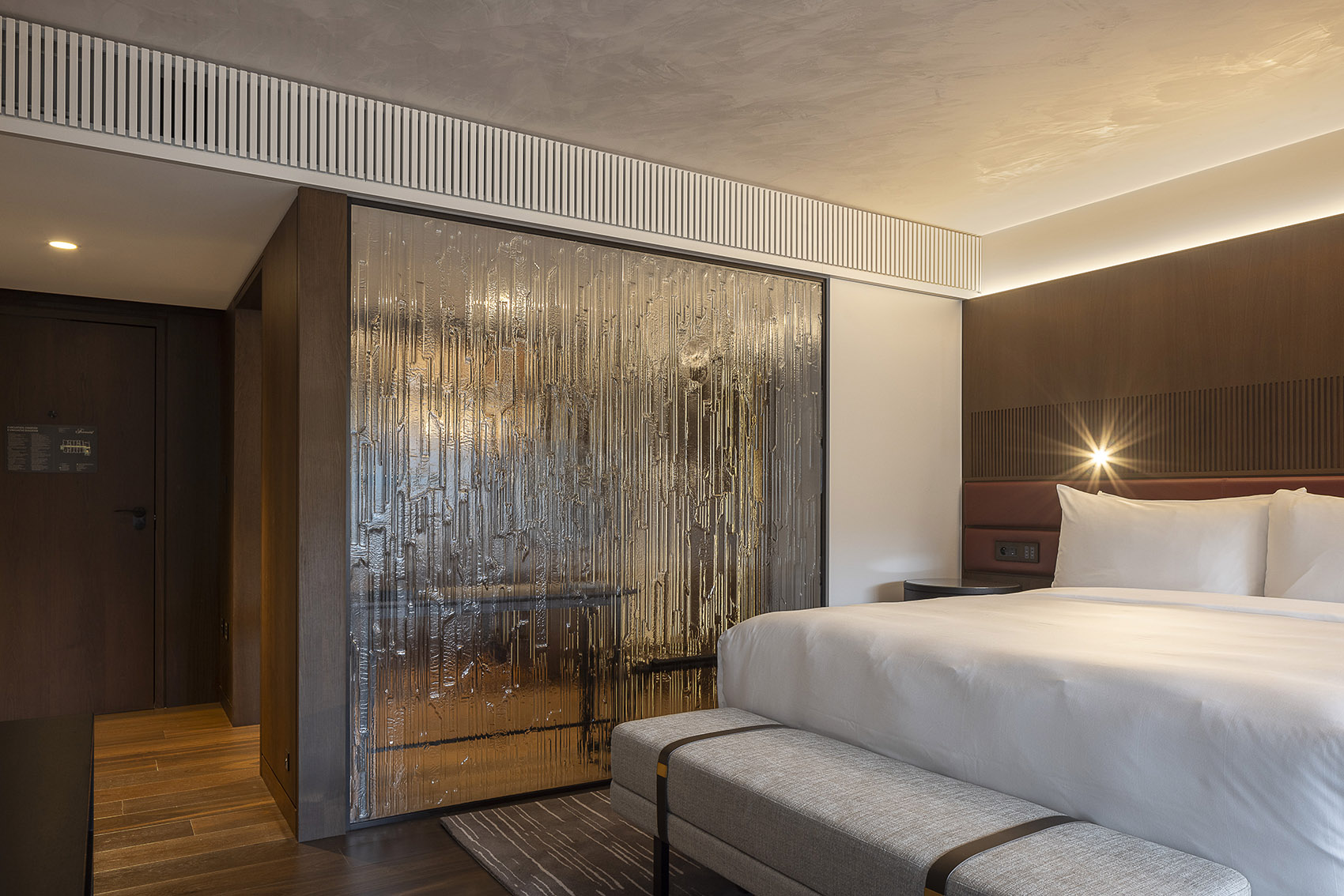 Fairmont Golden Prague glass wall by Lasvit - 谷德设计网
