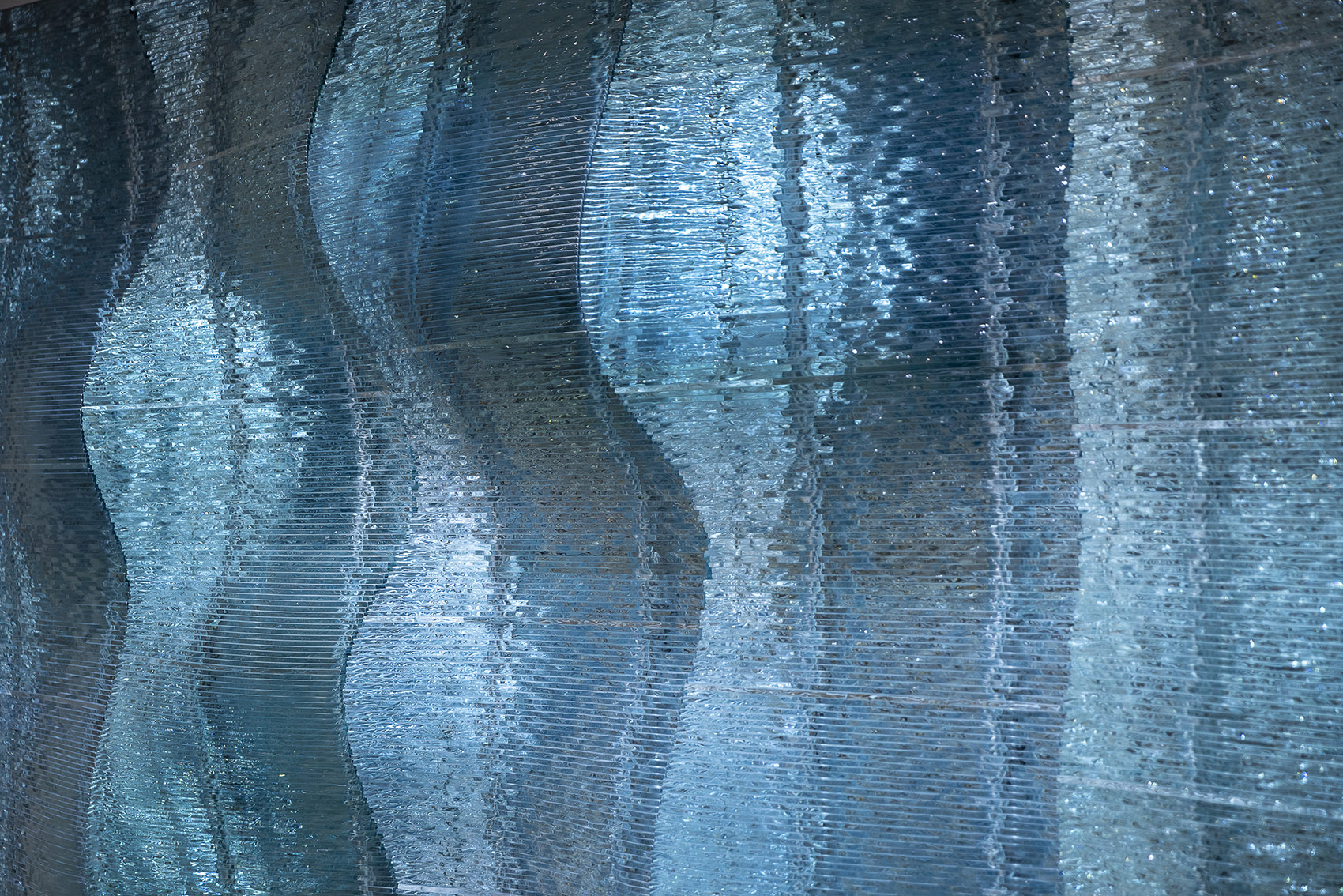 Fairmont Golden Prague glass wall by Lasvit - 谷德设计网