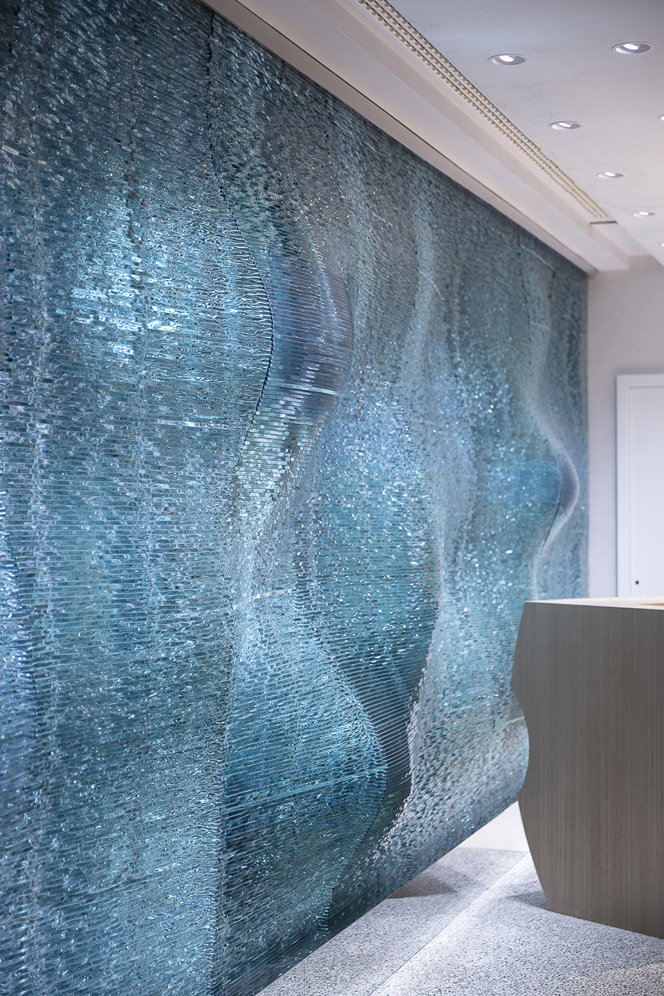 Fairmont Golden Prague glass wall by Lasvit - 谷德设计网