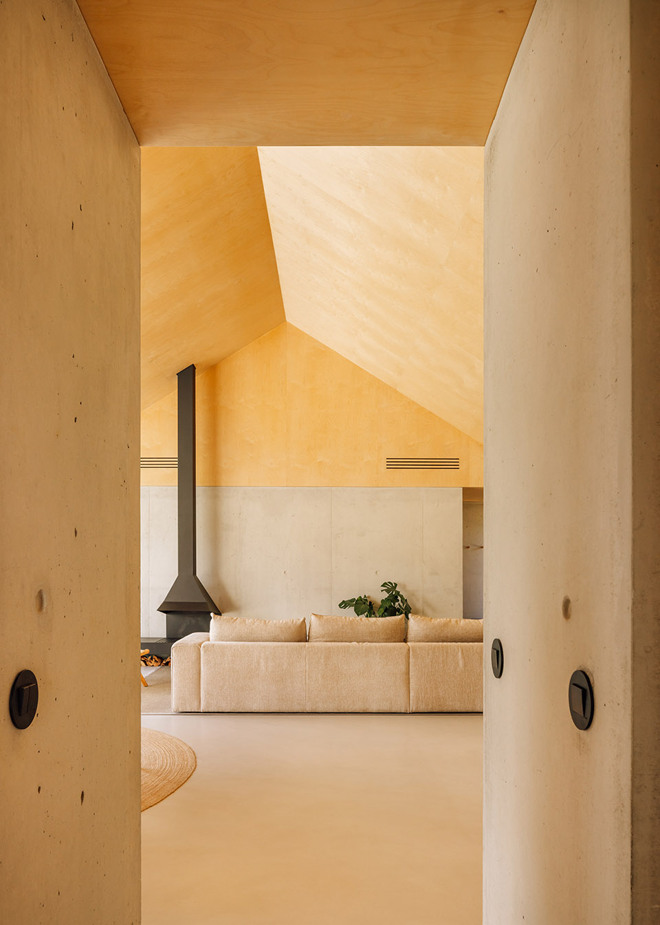 House in Serra do Louro by João Completo. Cimbre - 谷德设计网