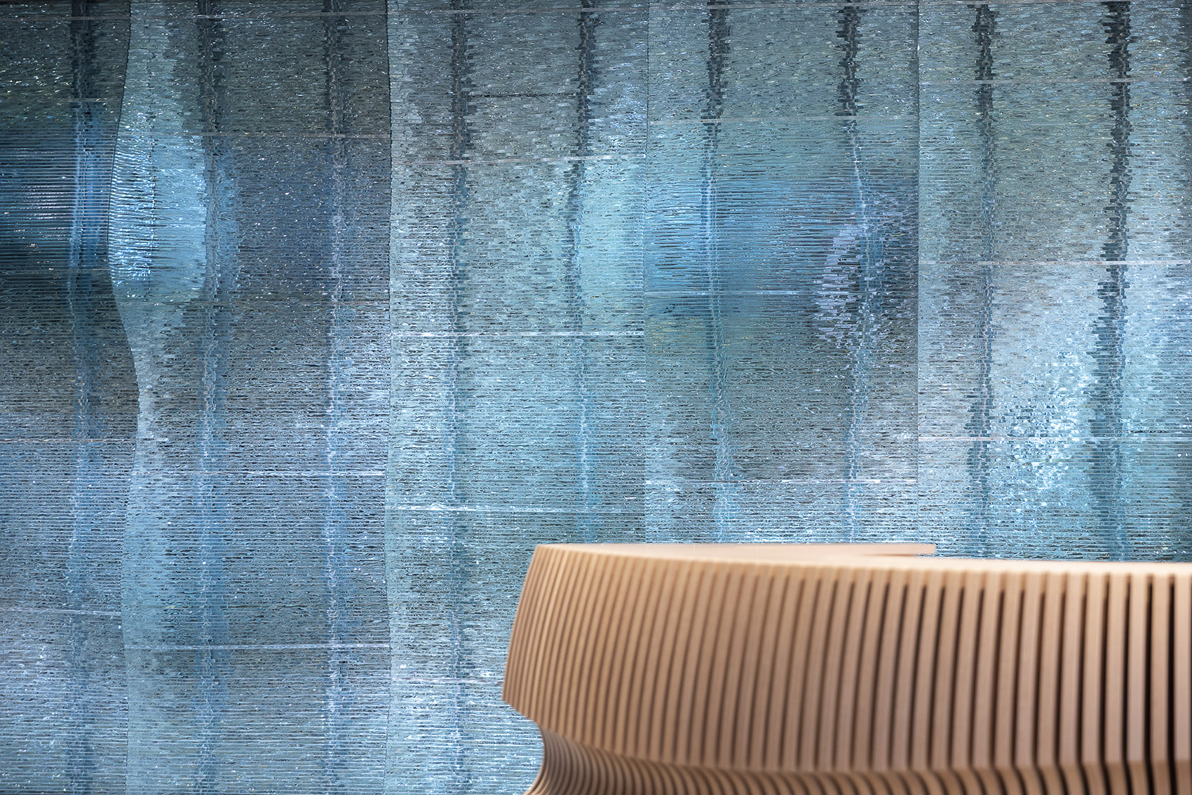 Fairmont Golden Prague glass wall by Lasvit - 谷德设计网