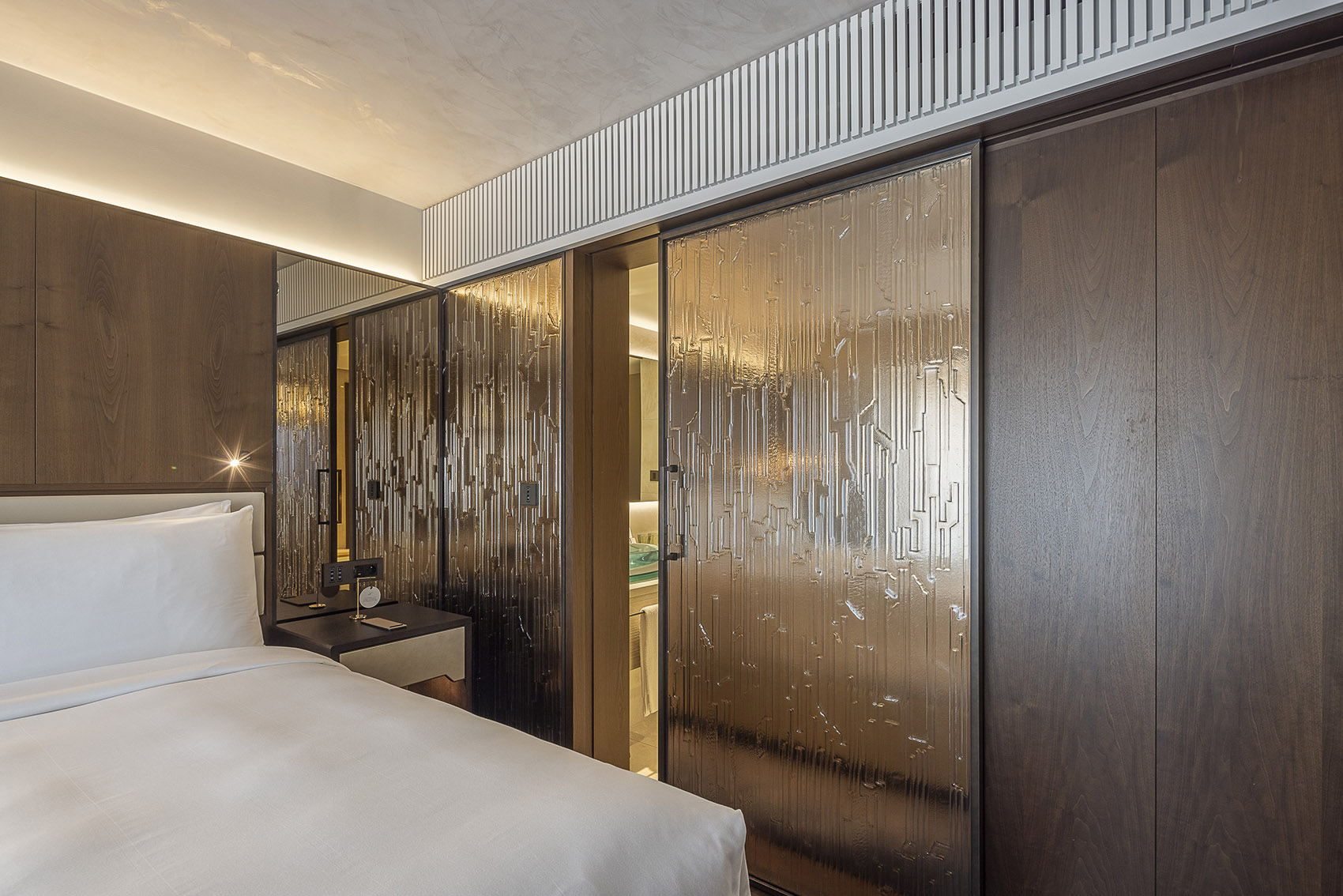 Fairmont Golden Prague glass wall by Lasvit - 谷德设计网