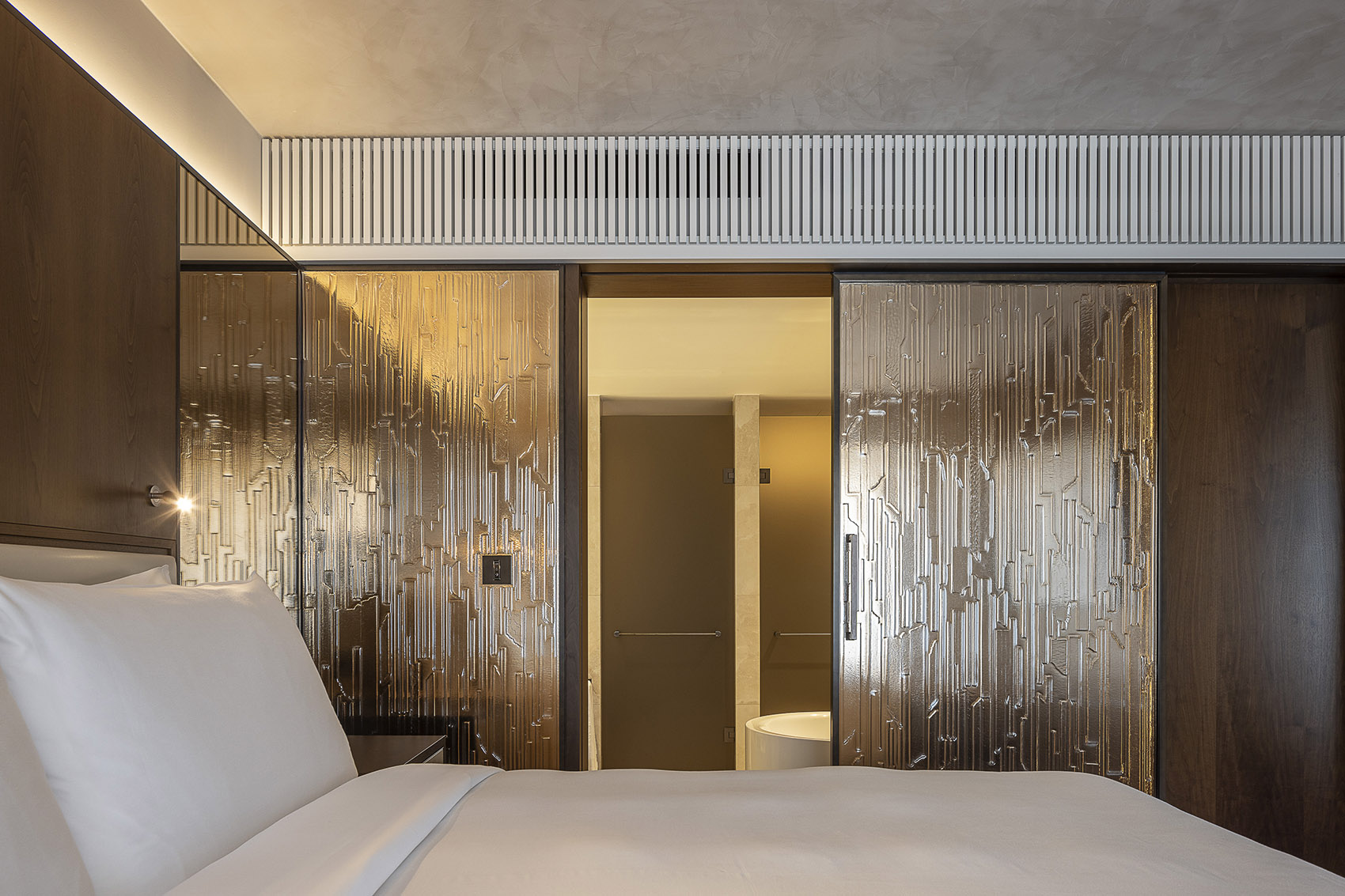 Fairmont Golden Prague glass wall by Lasvit - 谷德设计网