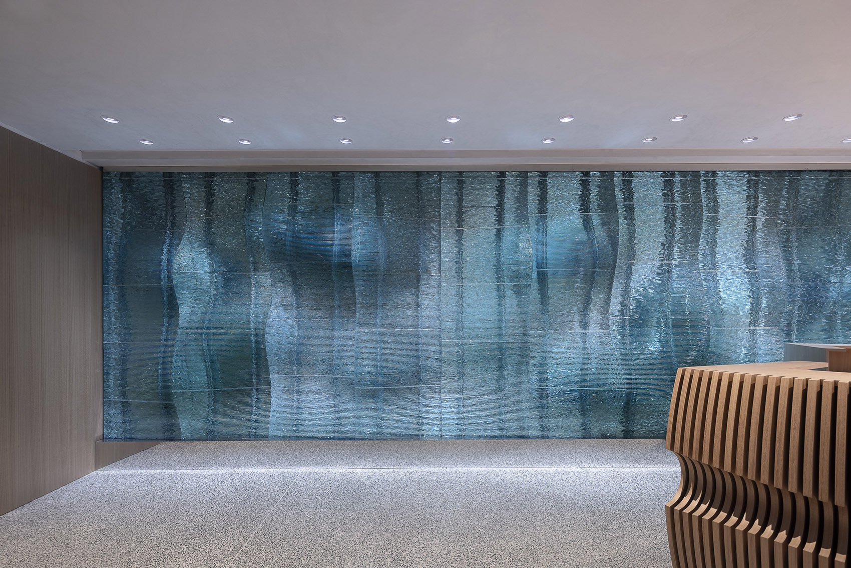 Fairmont Golden Prague glass wall by Lasvit - 谷德设计网