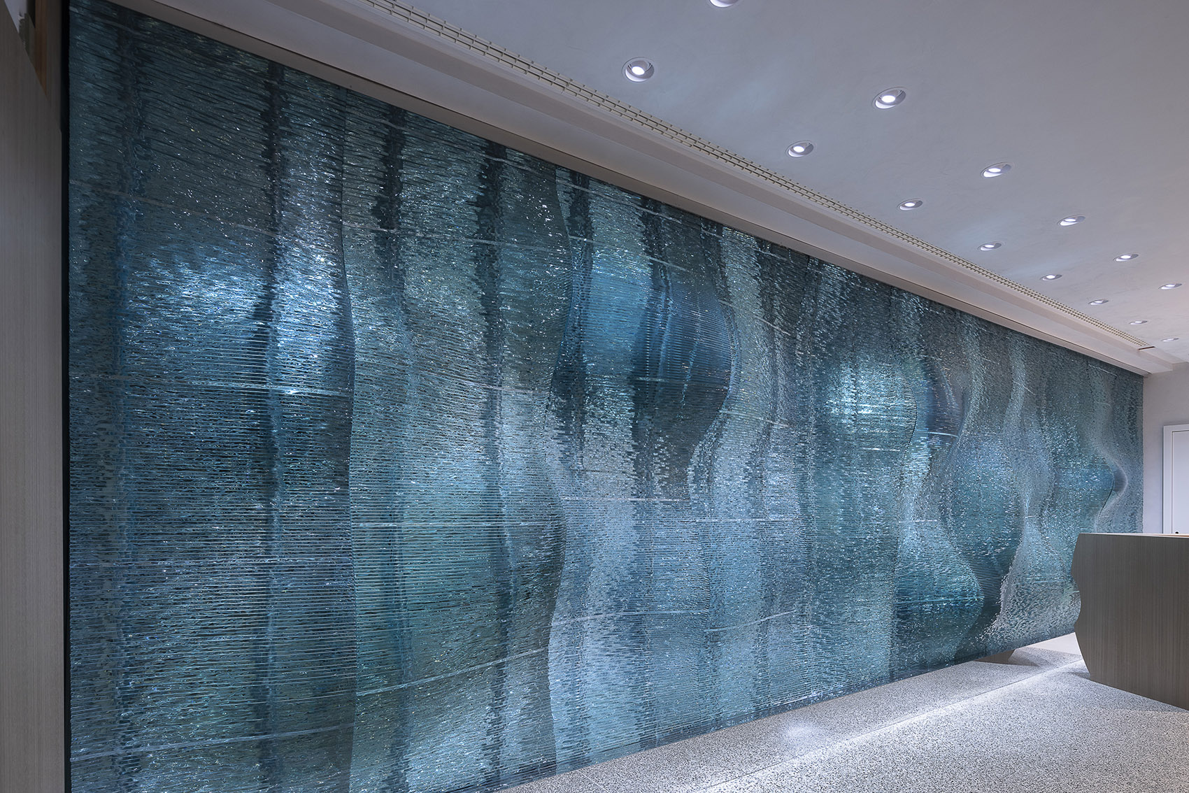 Fairmont Golden Prague glass wall by Lasvit - 谷德设计网