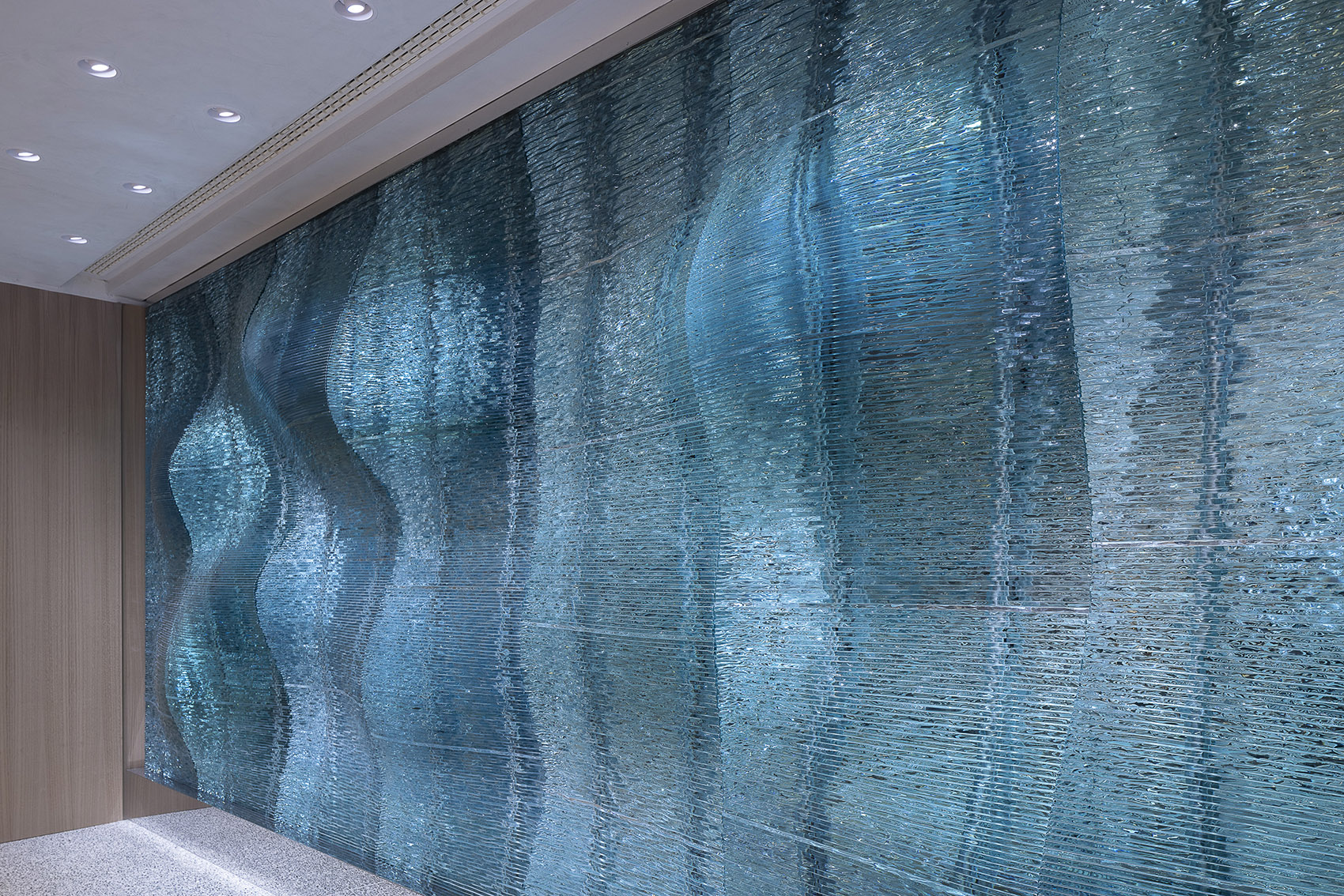 Fairmont Golden Prague glass wall by Lasvit - 谷德设计网