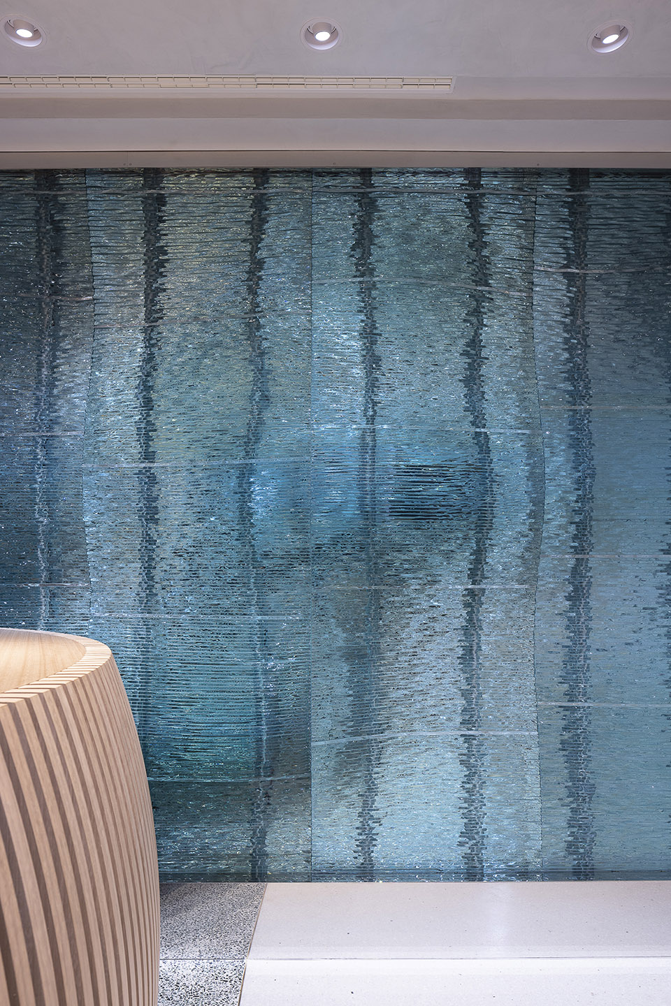 Fairmont Golden Prague glass wall by Lasvit - 谷德设计网