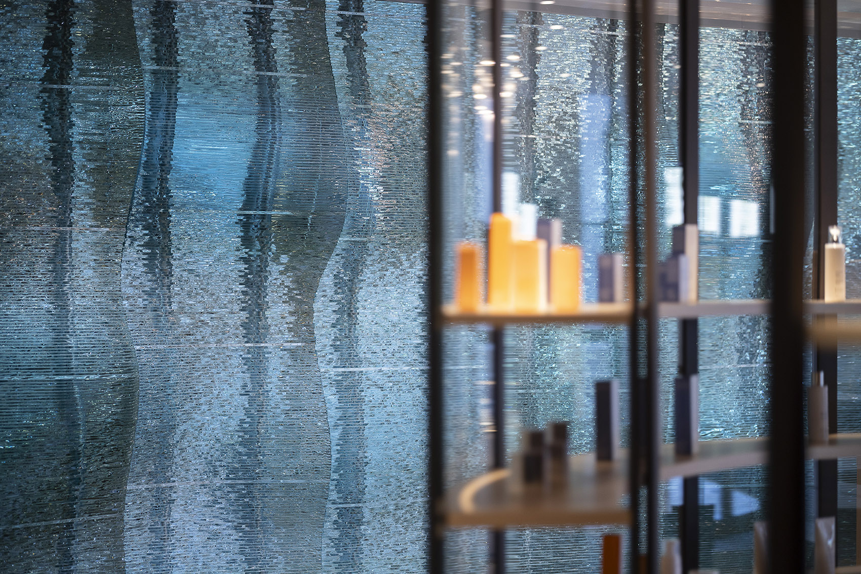 Fairmont Golden Prague glass wall by Lasvit - 谷德设计网