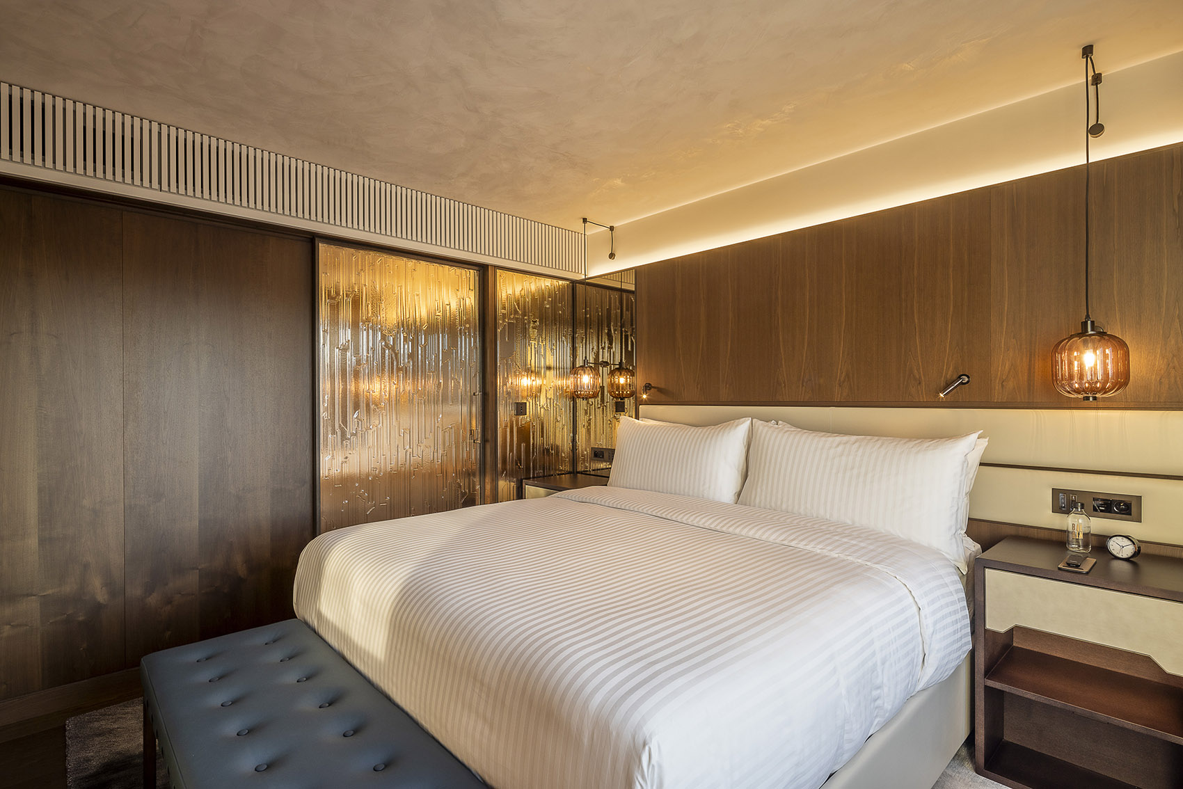 Fairmont Golden Prague glass wall by Lasvit - 谷德设计网