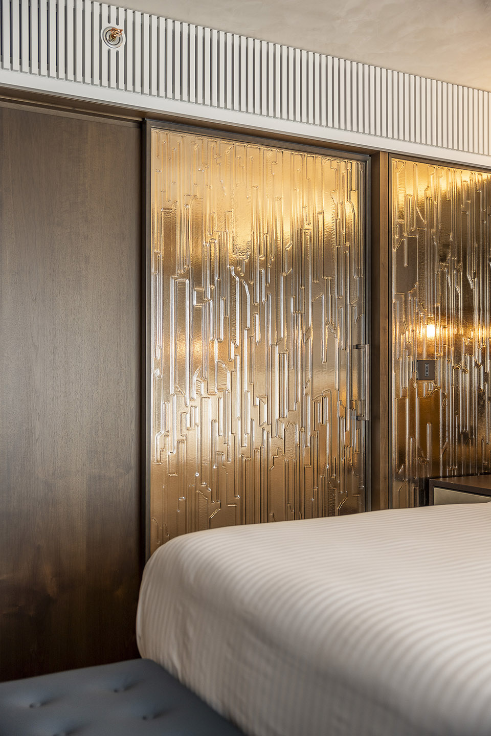 Fairmont Golden Prague glass wall by Lasvit - 谷德设计网