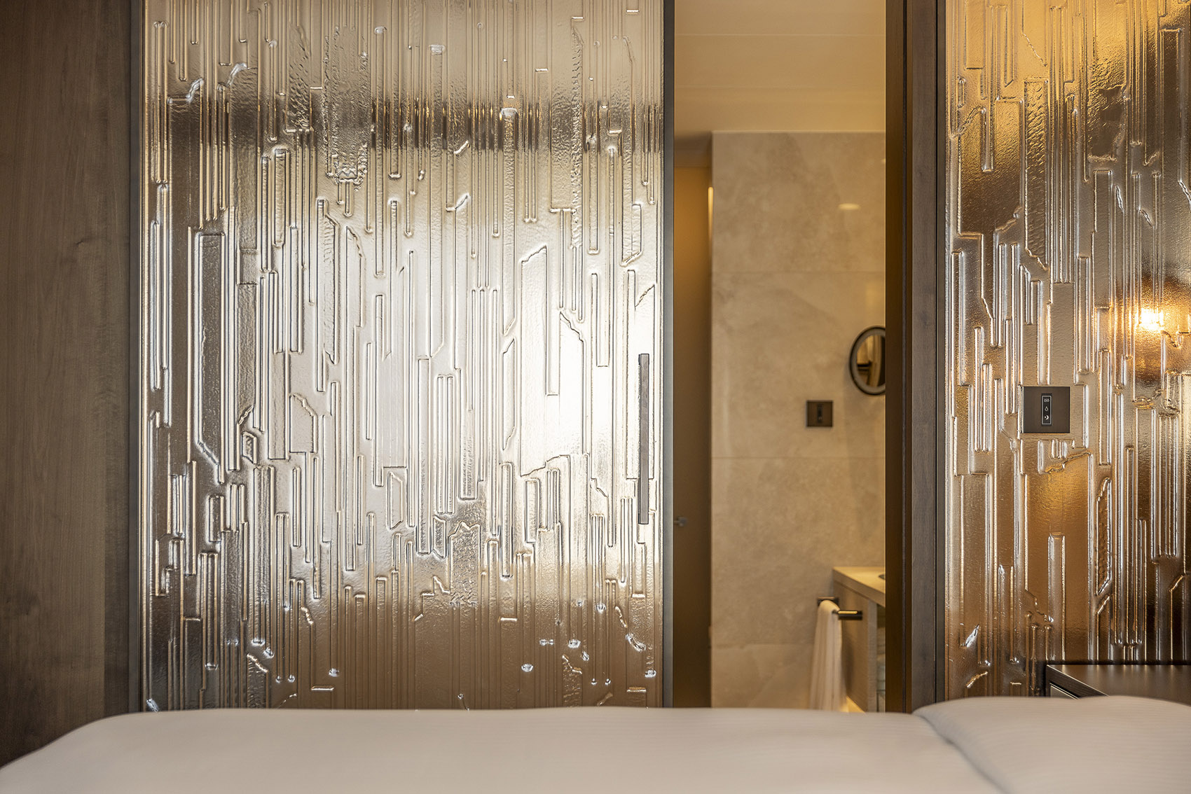 Fairmont Golden Prague glass wall by Lasvit - 谷德设计网