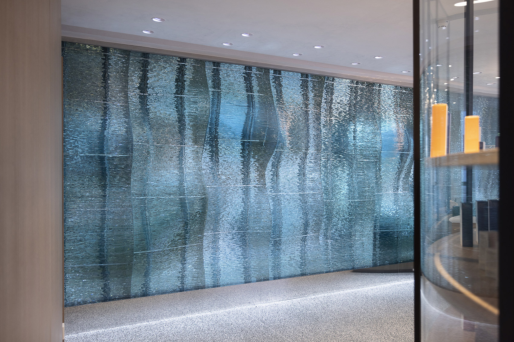 Fairmont Golden Prague glass wall by Lasvit - 谷德设计网
