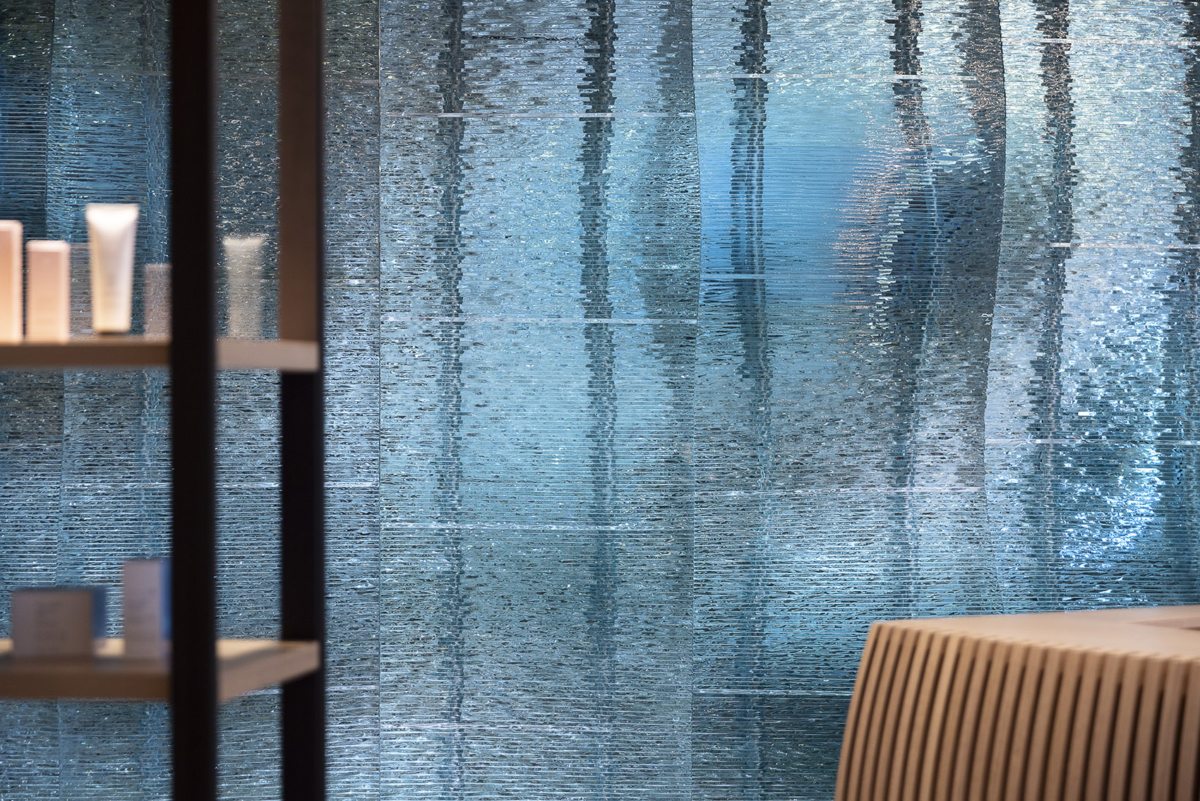 Fairmont Golden Prague glass wall by Lasvit - 谷德设计网