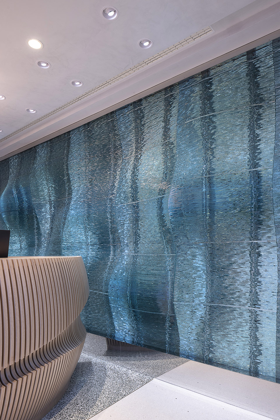 Fairmont Golden Prague glass wall by Lasvit - 谷德设计网