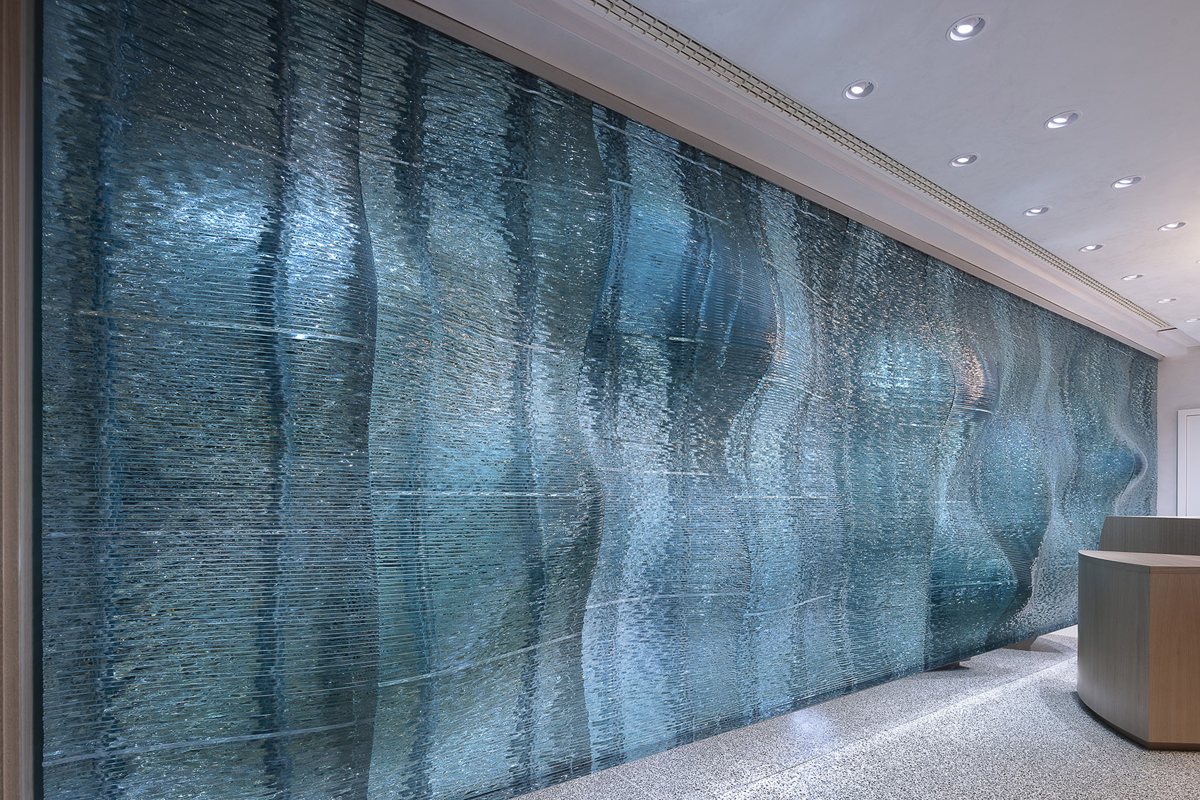 Fairmont Golden Prague glass wall by Lasvit - 谷德设计网