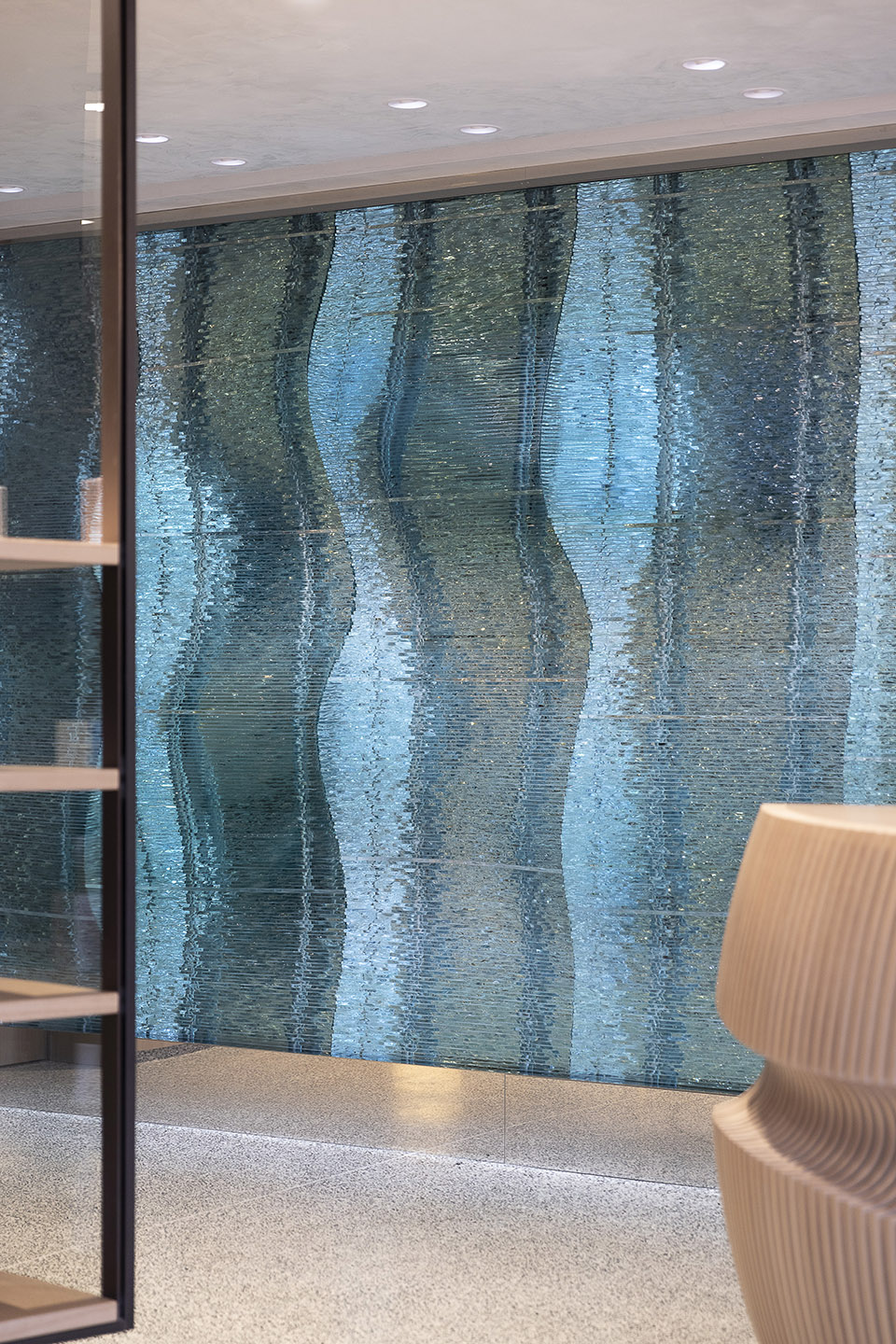 Fairmont Golden Prague glass wall by Lasvit - 谷德设计网