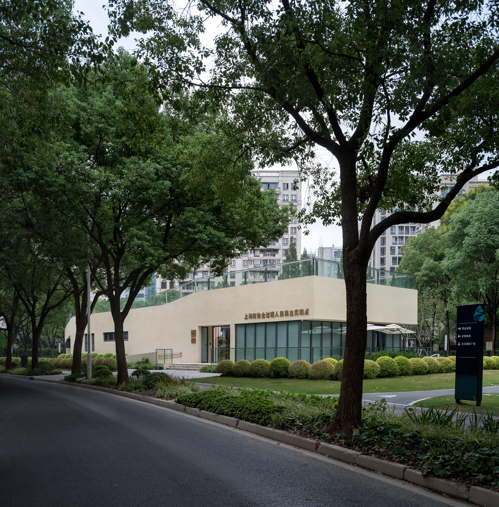 Two public service station in Gubei Community by Atelier Archmixing - 谷德设计网