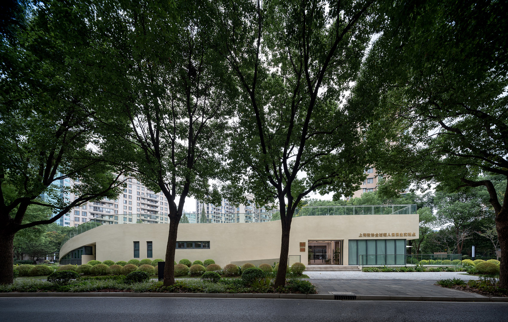 Two public service station in Gubei Community by Atelier Archmixing - 谷德设计网