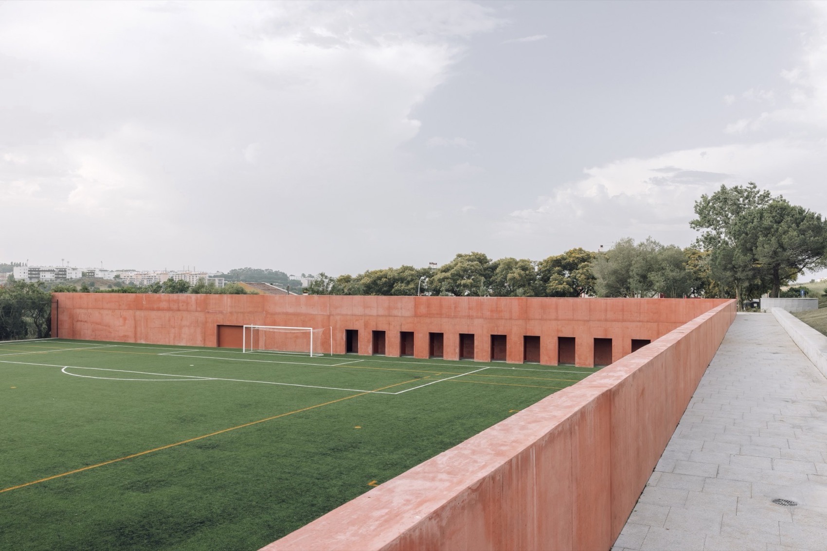 Laje Football Field by Miguel Marcelino - 谷德设计网
