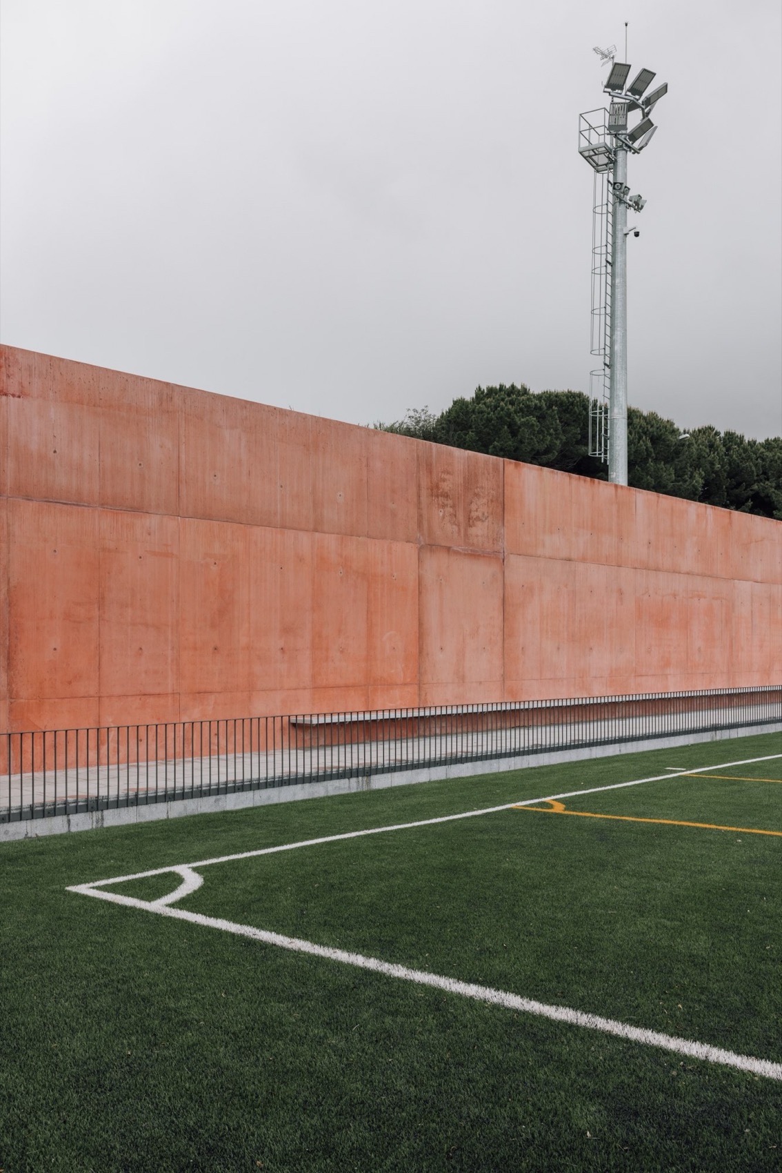 Laje Football Field by Miguel Marcelino - 谷德设计网
