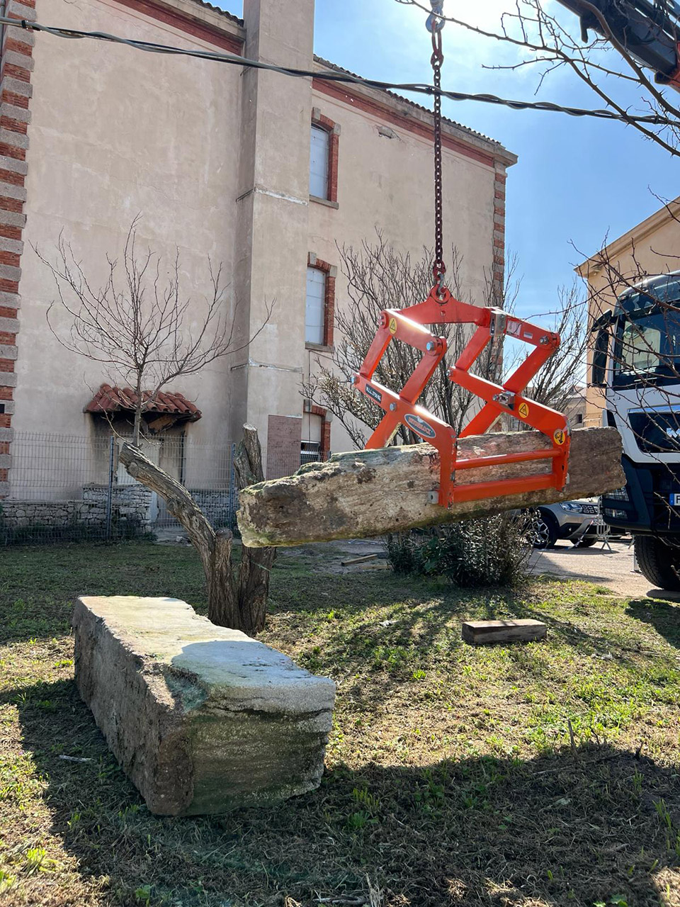 Development of the entrance forecourt of the Montlaur barracks in ...