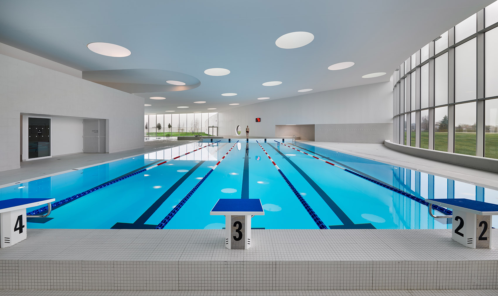 Swimming pool complex in Fondettes by Dominique Coulon & associés - 谷德设计网