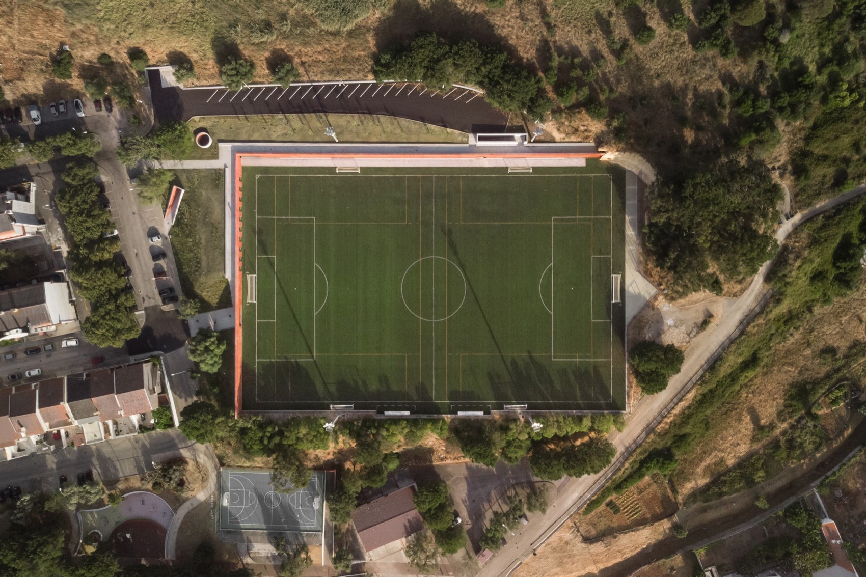 Laje Football Field by Miguel Marcelino - 谷德设计网