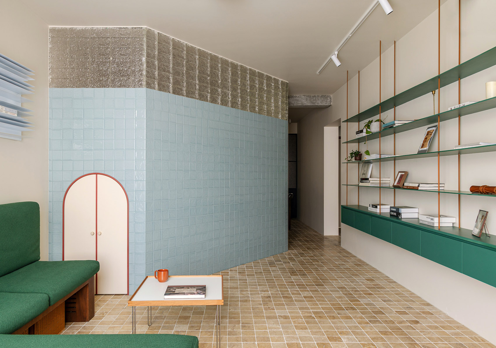 Multi-Generational Living in a Narrow layout by 7 Design - 谷德设计网