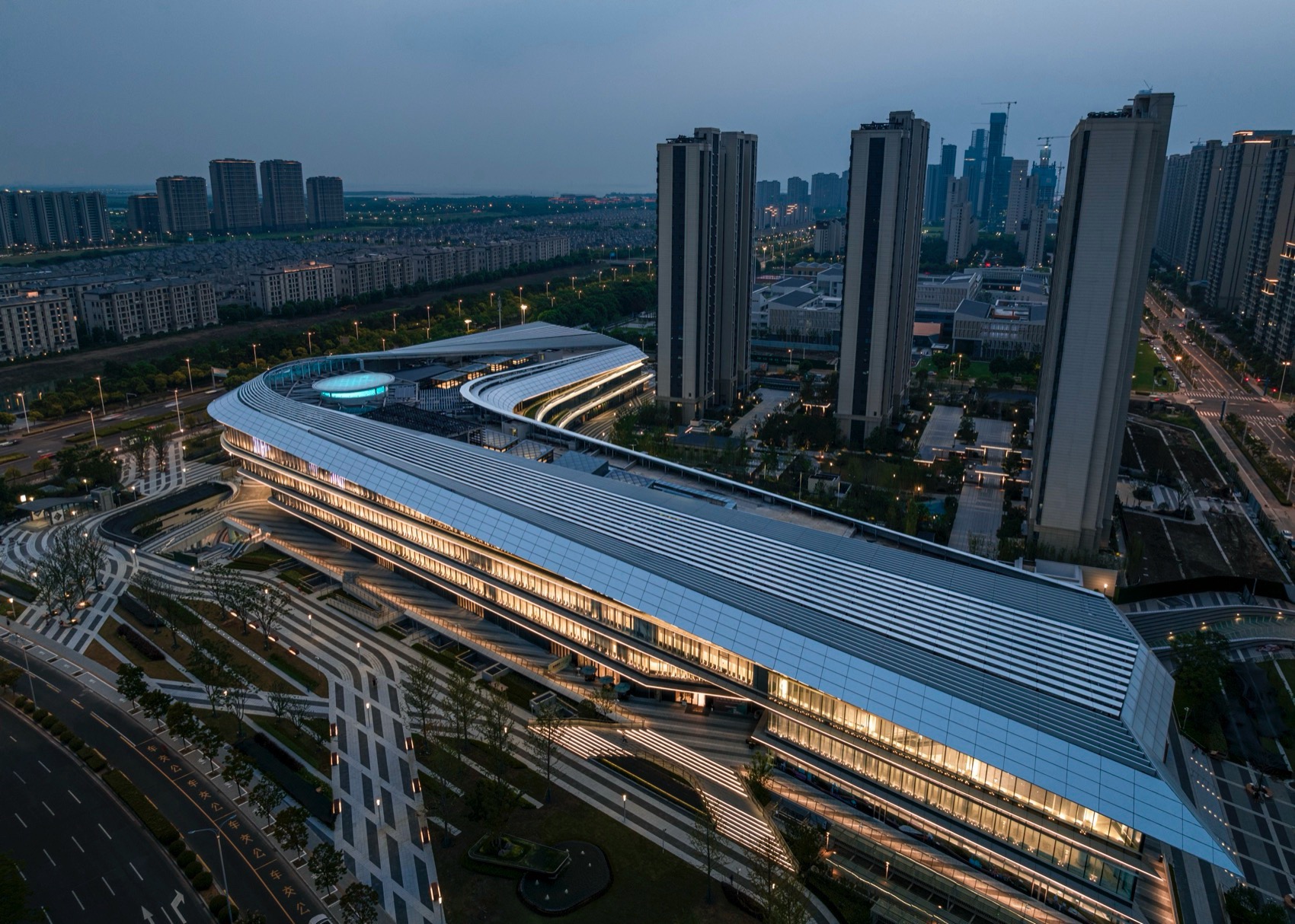 Suzhou Wujiang Songling Avenue Bus Terminal by Nikken Sekkei Ltd - 谷德设计网