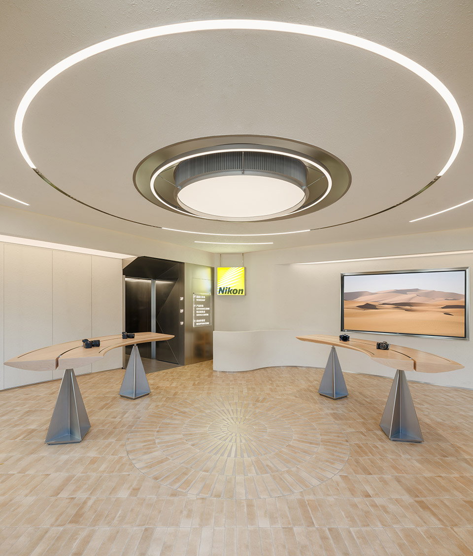 Nikon Shanghai Store 2.0 by LUKSTUDIO - 谷德设计网
