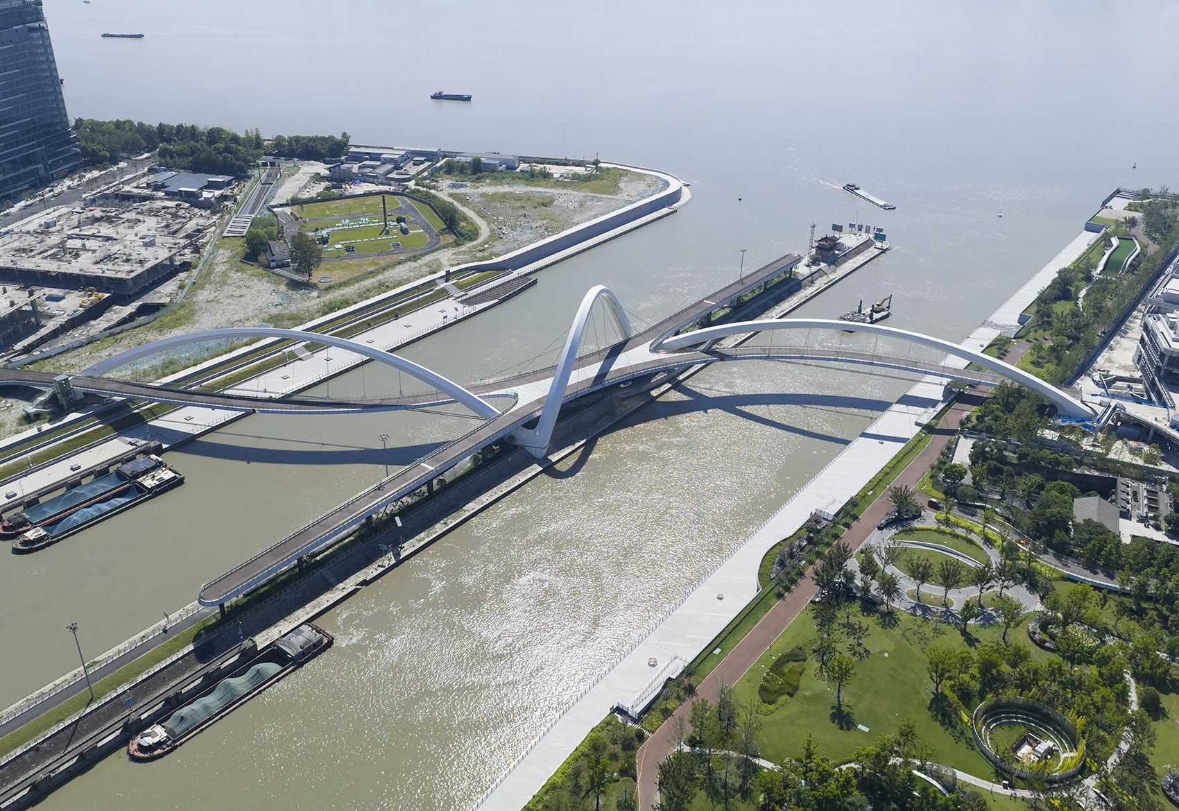 Grand Canal Gateway Bridge completed by Zaha Hadid Architects(ZHA) - 谷德设计网