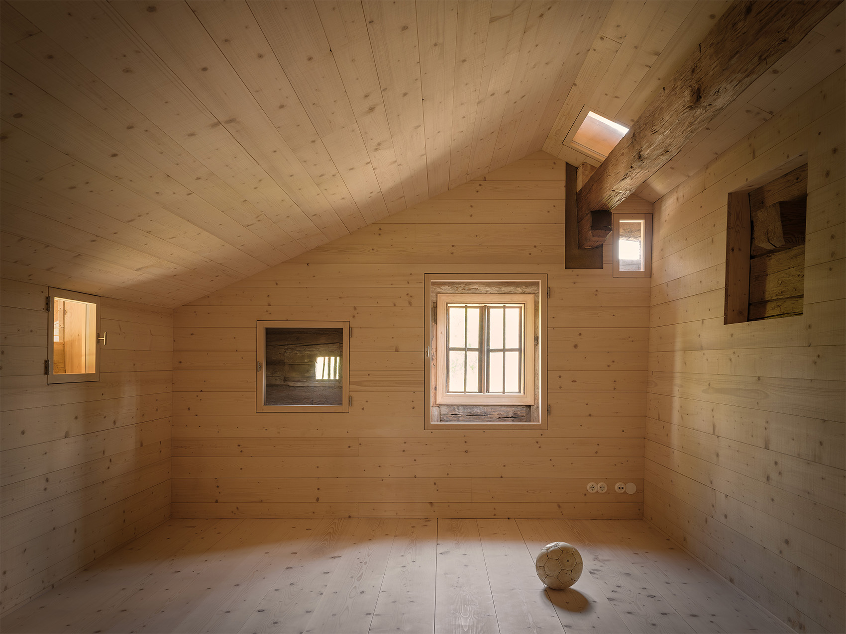 House with an Elevated Roof by Maximilian Hartinger Architekt - 谷德设计网