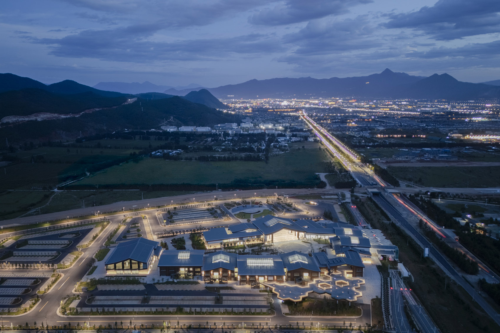 Yulong Snow Mountain Transportation Complex by THAD - 谷德设计网