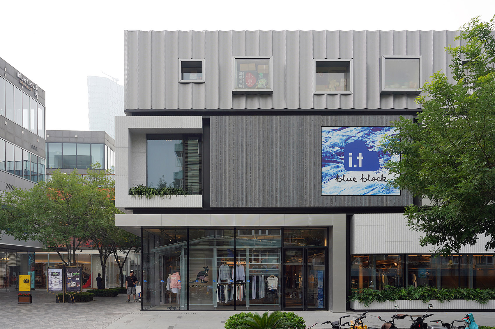 Facade and Public Space Renovation of the Street by moss.architects - 谷德设计网