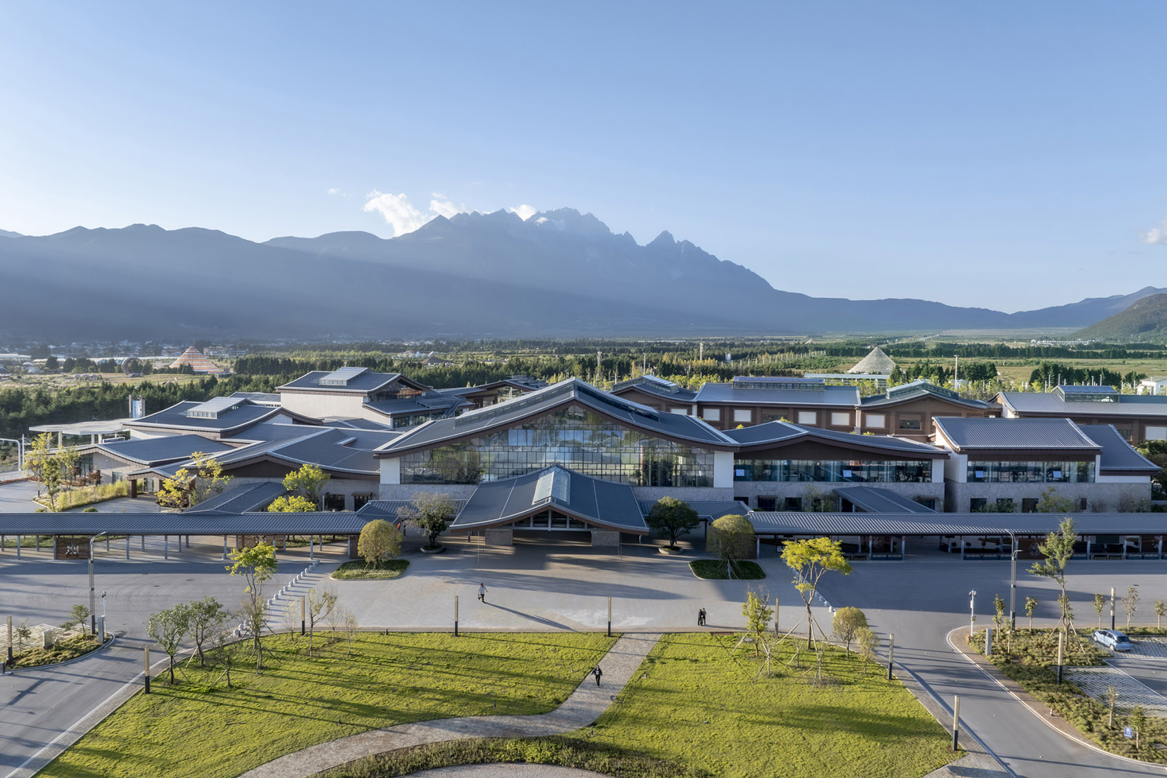 Yulong Snow Mountain Transportation Complex by THAD - 谷德设计网