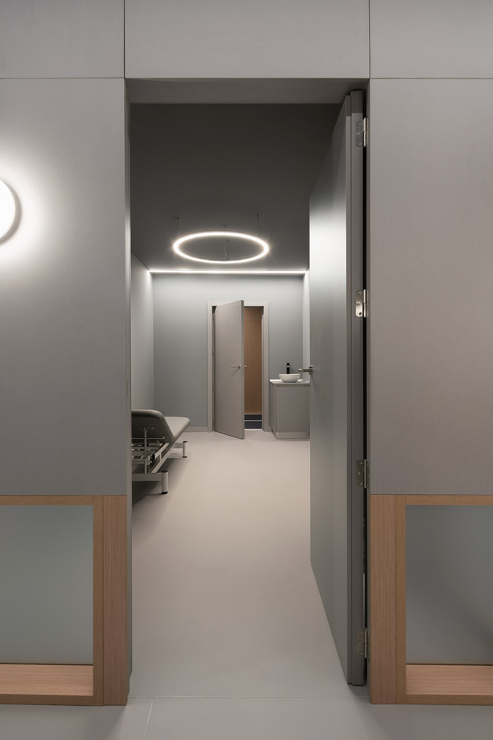 Sports podiatry center by NAN Arquitectos - 谷德设计网