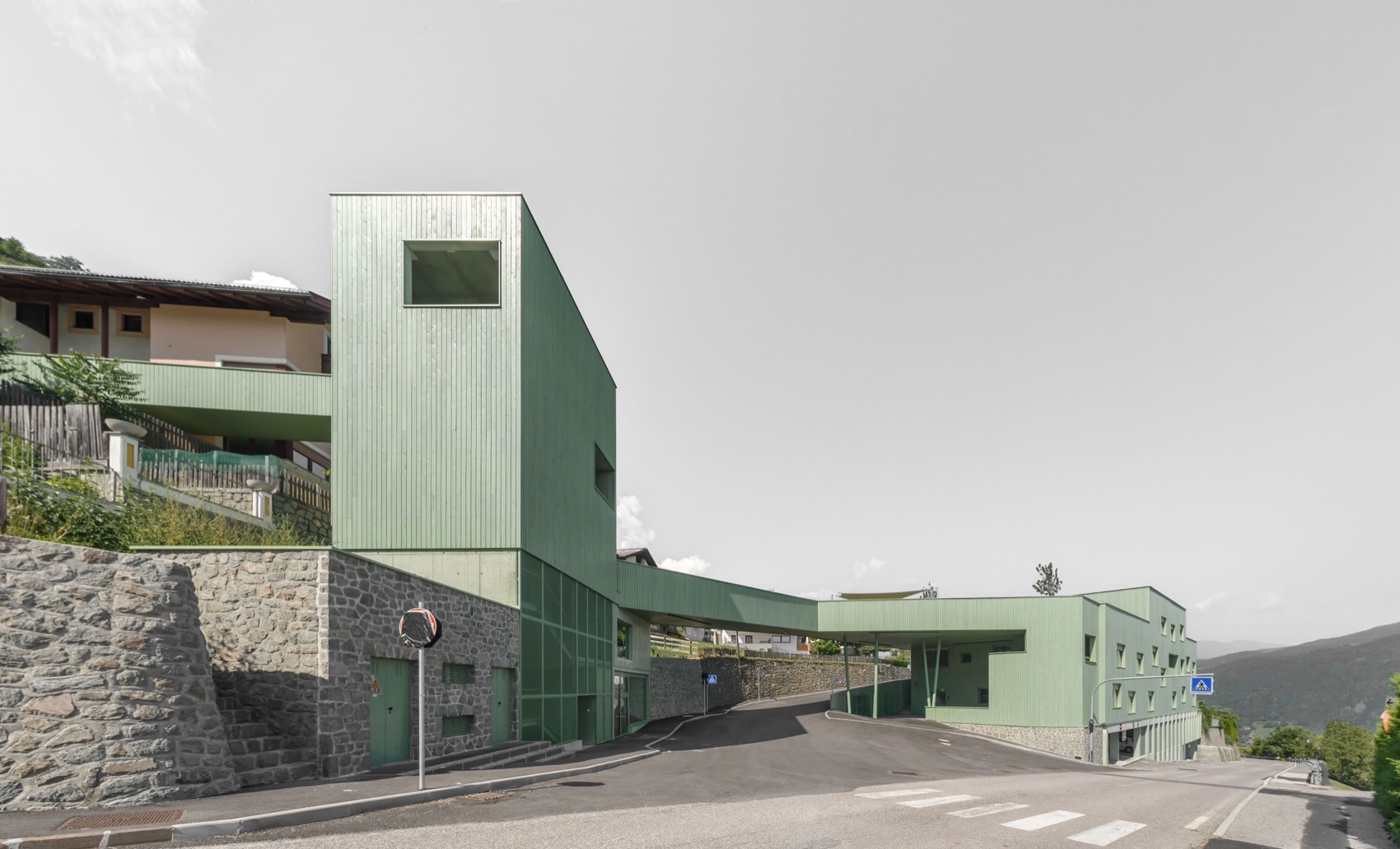 A green bridge by Roland Baldi Architects - 谷德设计网