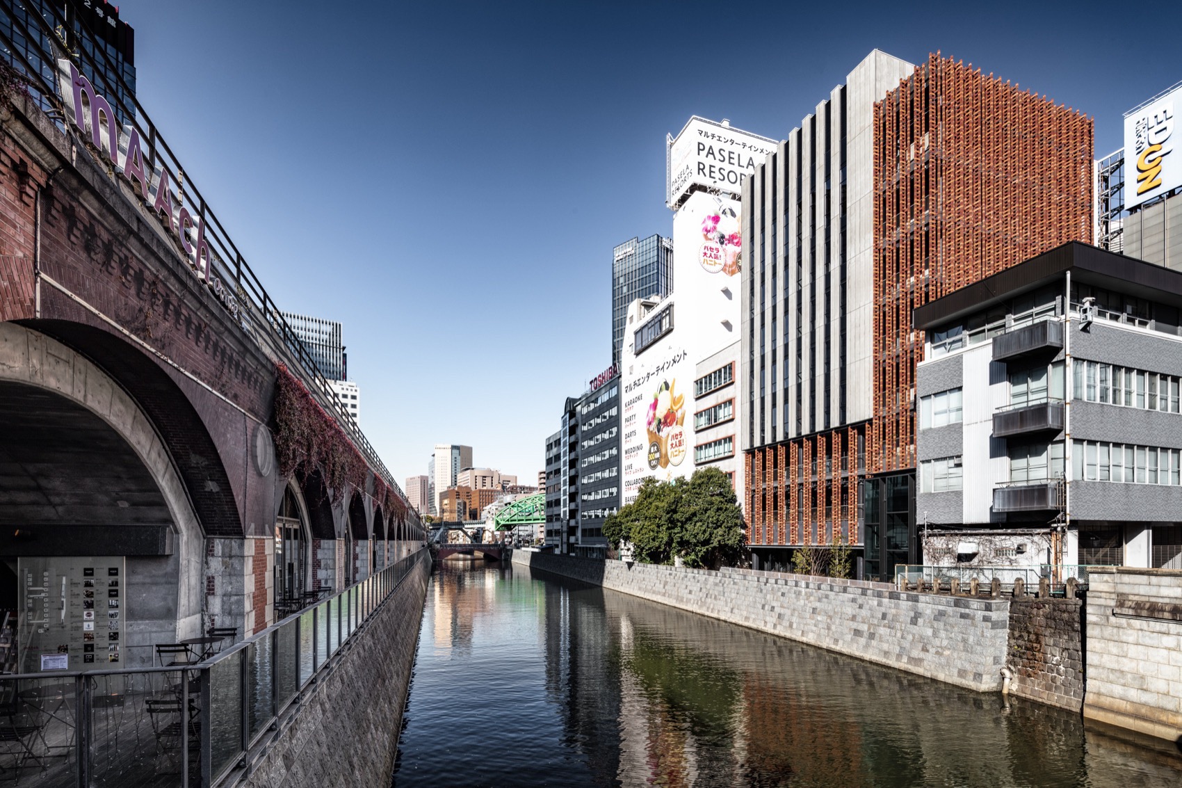 Chiyoda City Mansei-bashi Branch Office/Citizen Hall by Nikken Sekkei ...