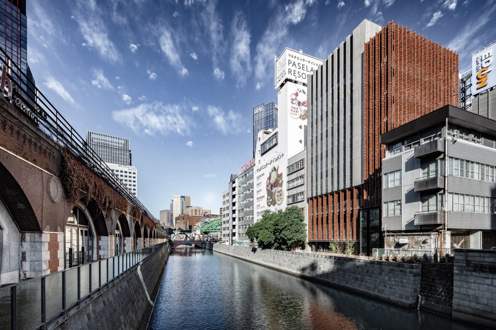 Chiyoda City Mansei-bashi Branch Office/Citizen Hall by Nikken Sekkei ...
