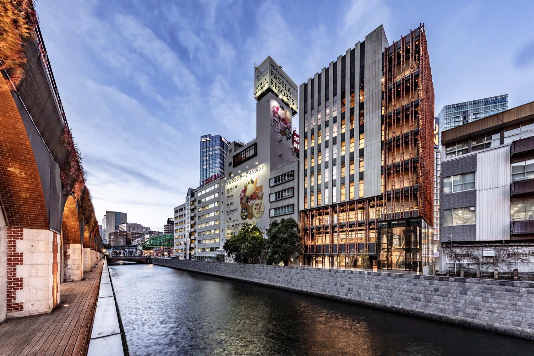 Chiyoda City Mansei-bashi Branch Office/Citizen Hall by Nikken Sekkei ...