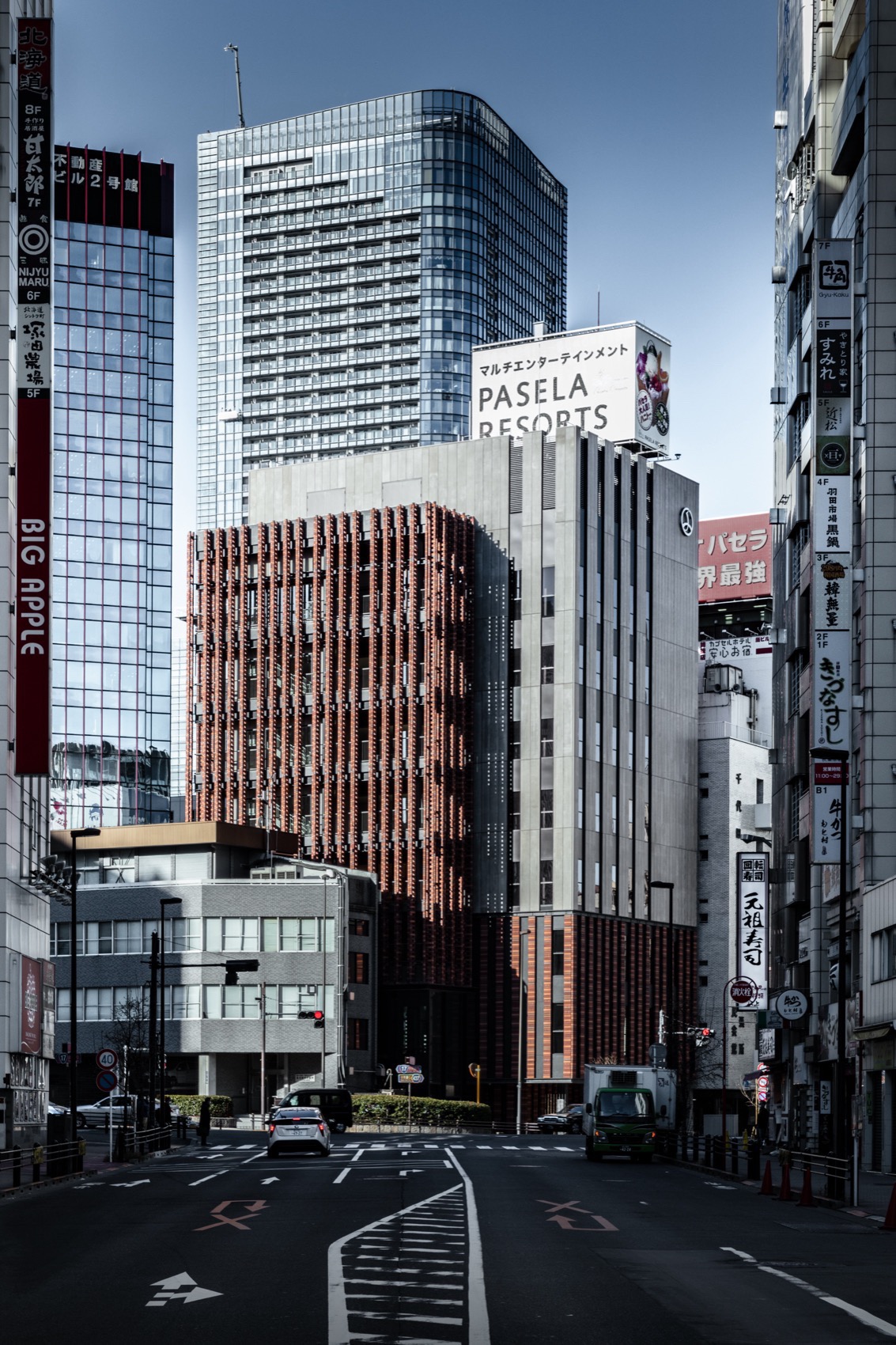 Chiyoda City Mansei-bashi Branch Office/Citizen Hall by Nikken Sekkei ...