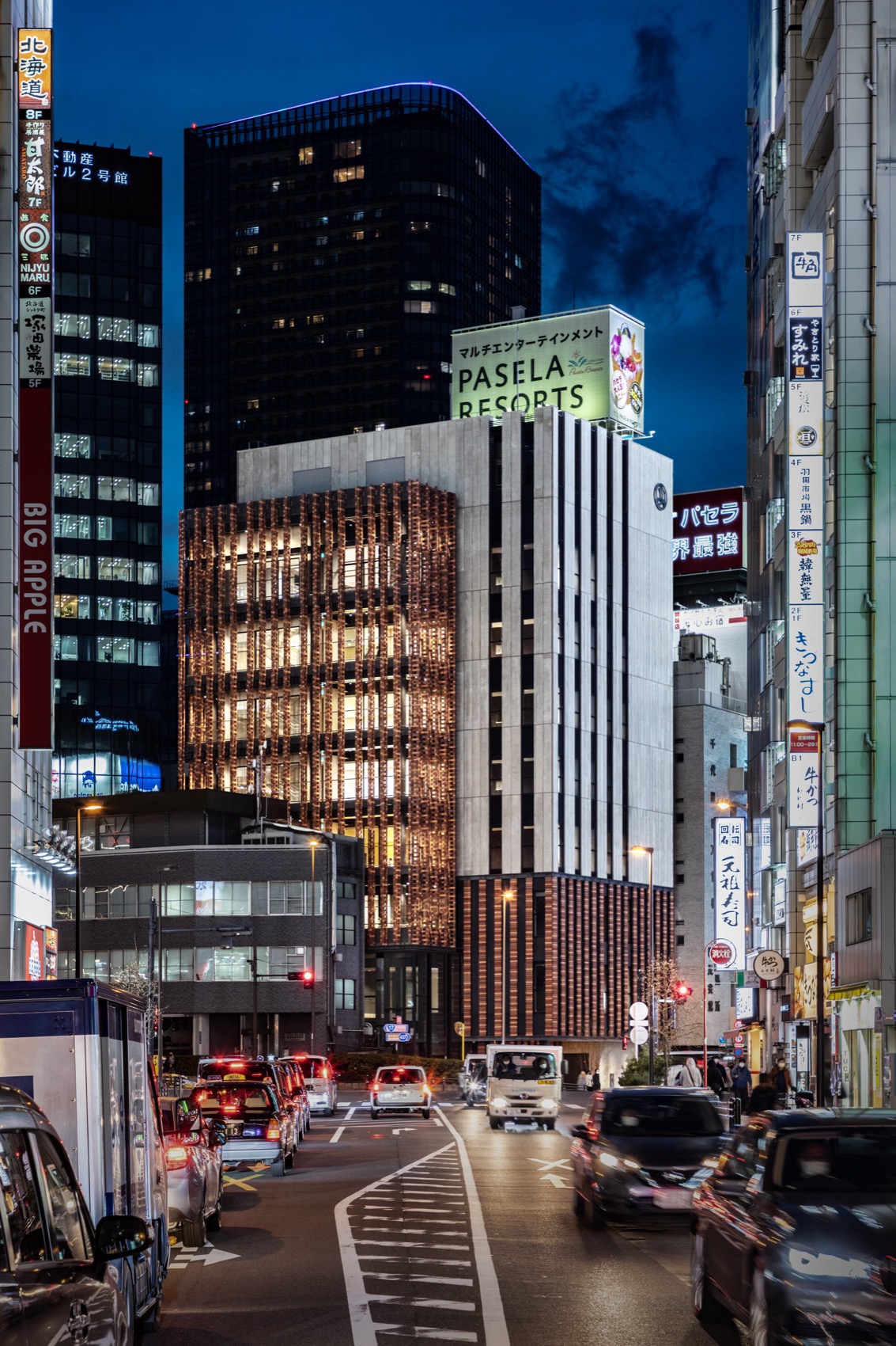 Chiyoda City Mansei-bashi Branch Office/Citizen Hall by Nikken Sekkei ...