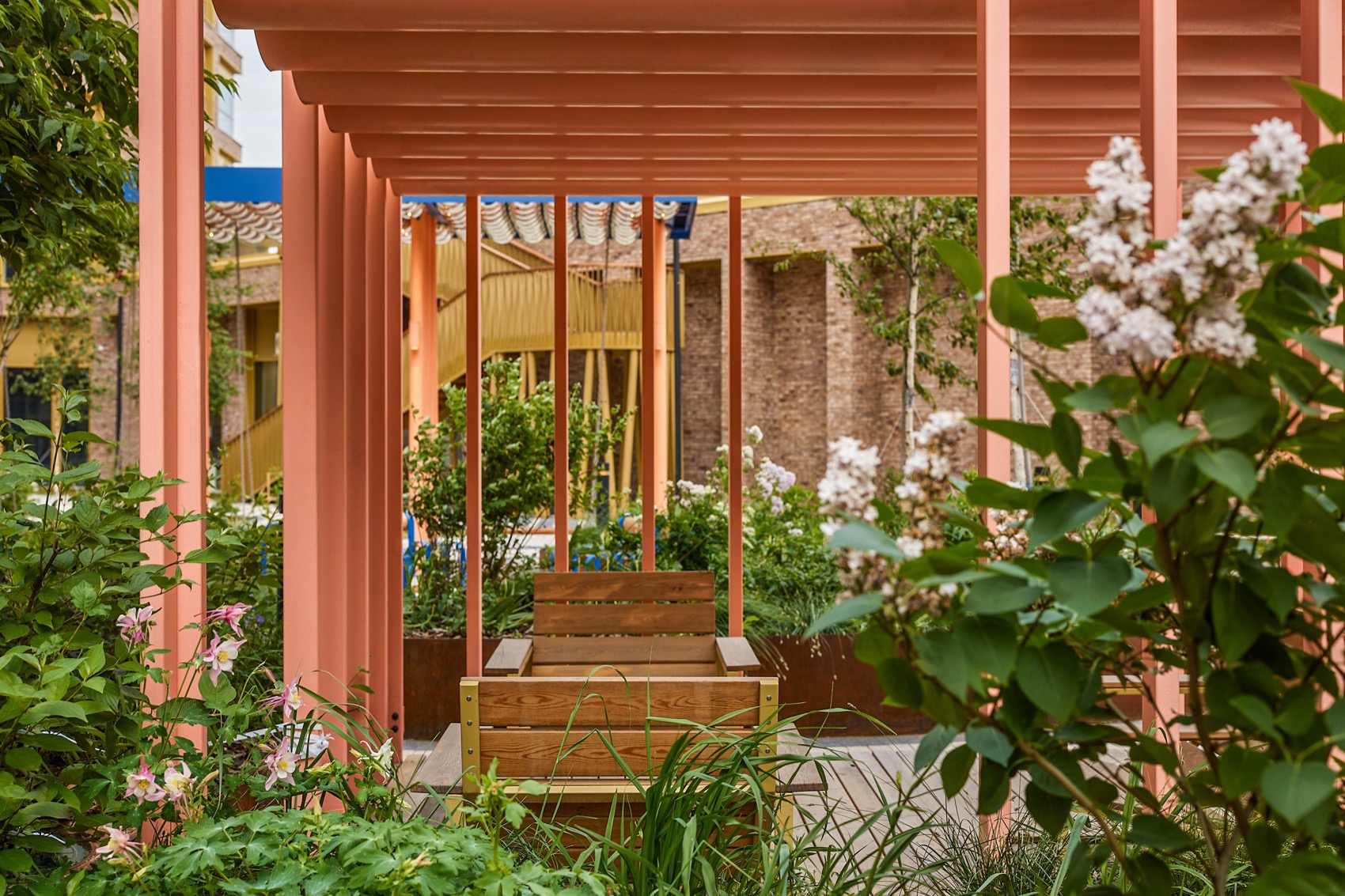 Courtyard of WOW Residential Complex by Architectural Bureau VESCH - 谷德设计网