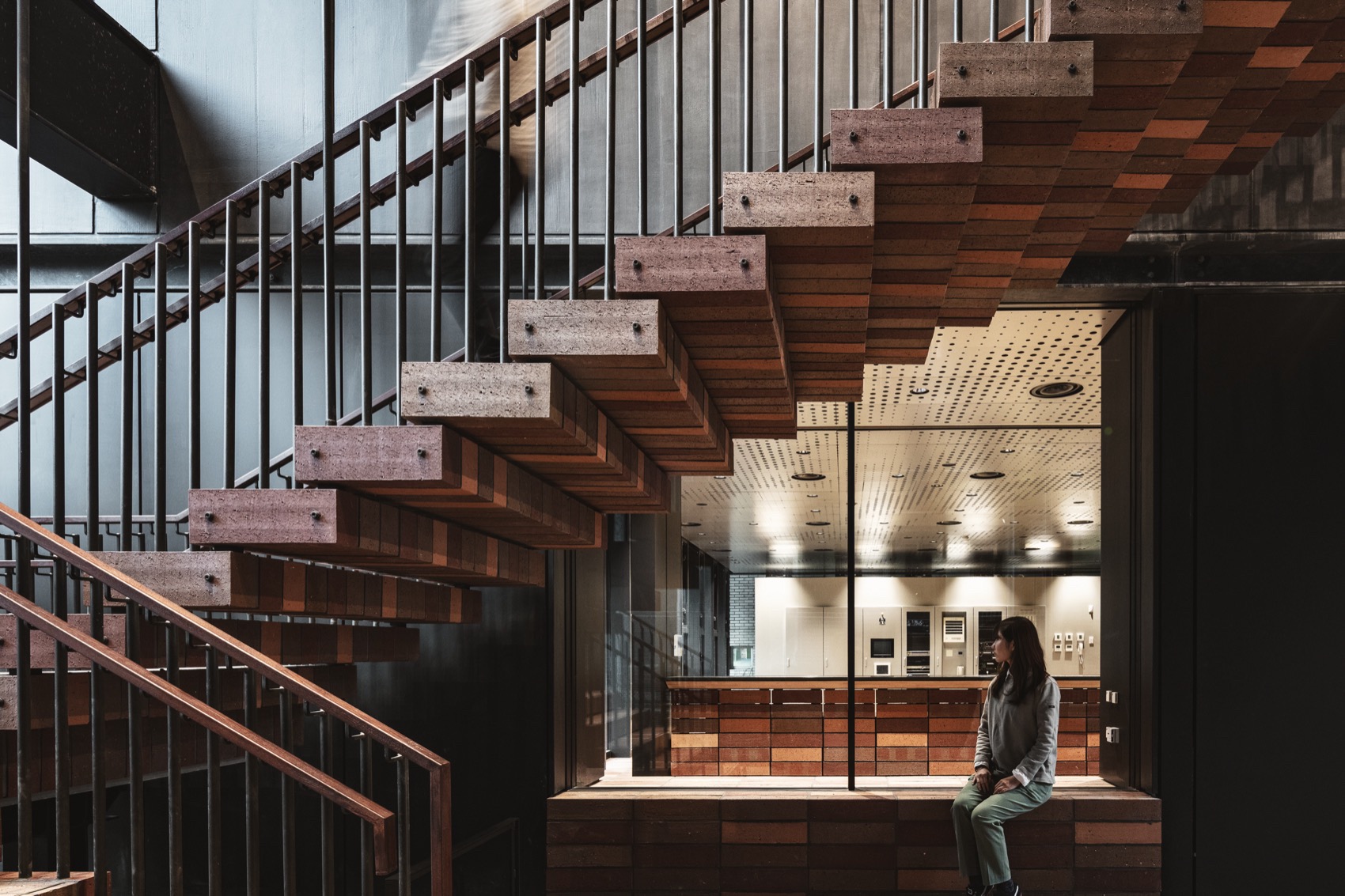 Chiyoda City Mansei-bashi Branch Office/Citizen Hall by Nikken Sekkei ...