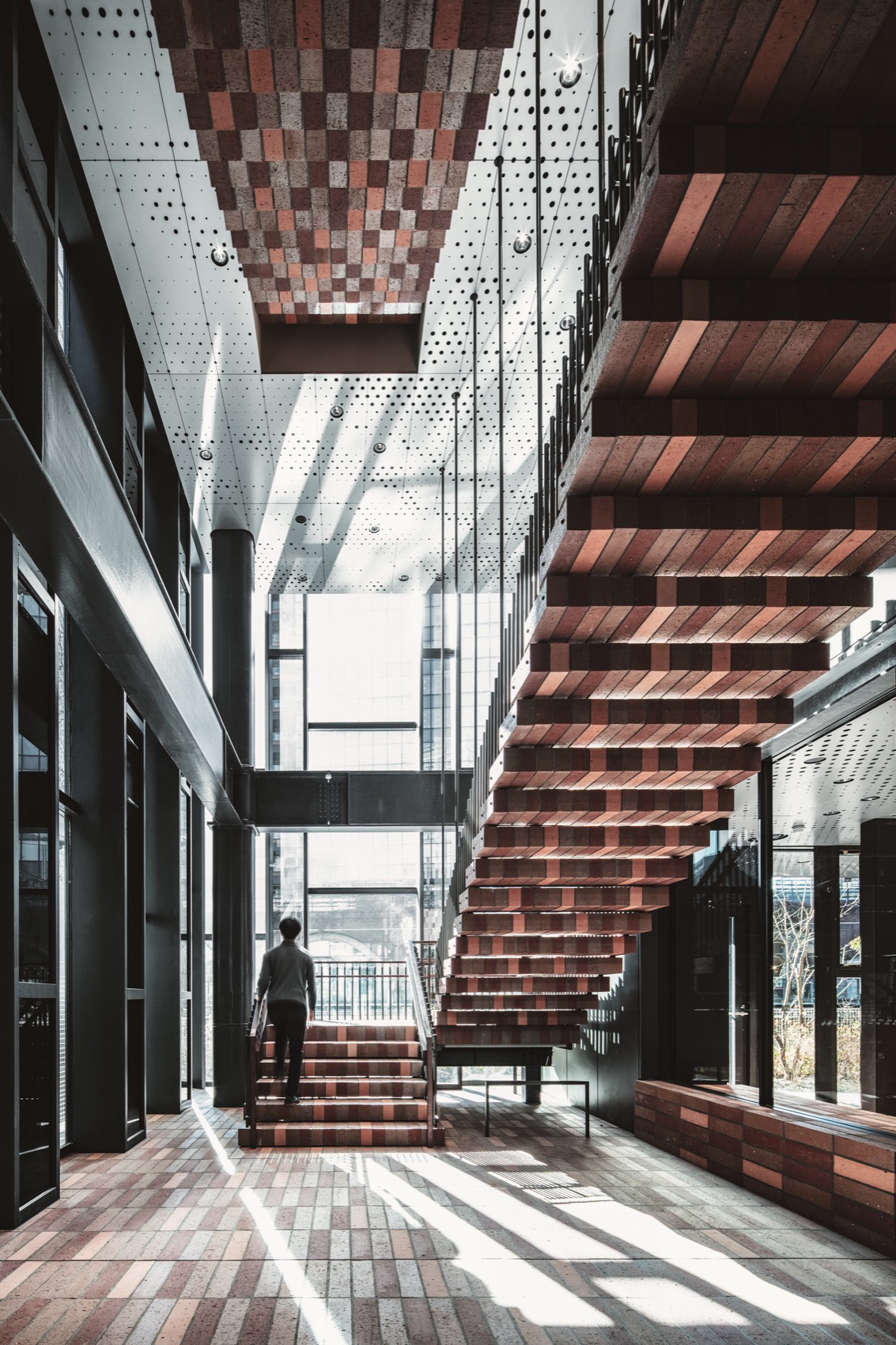 Chiyoda City Mansei-bashi Branch Office/Citizen Hall by Nikken Sekkei ...