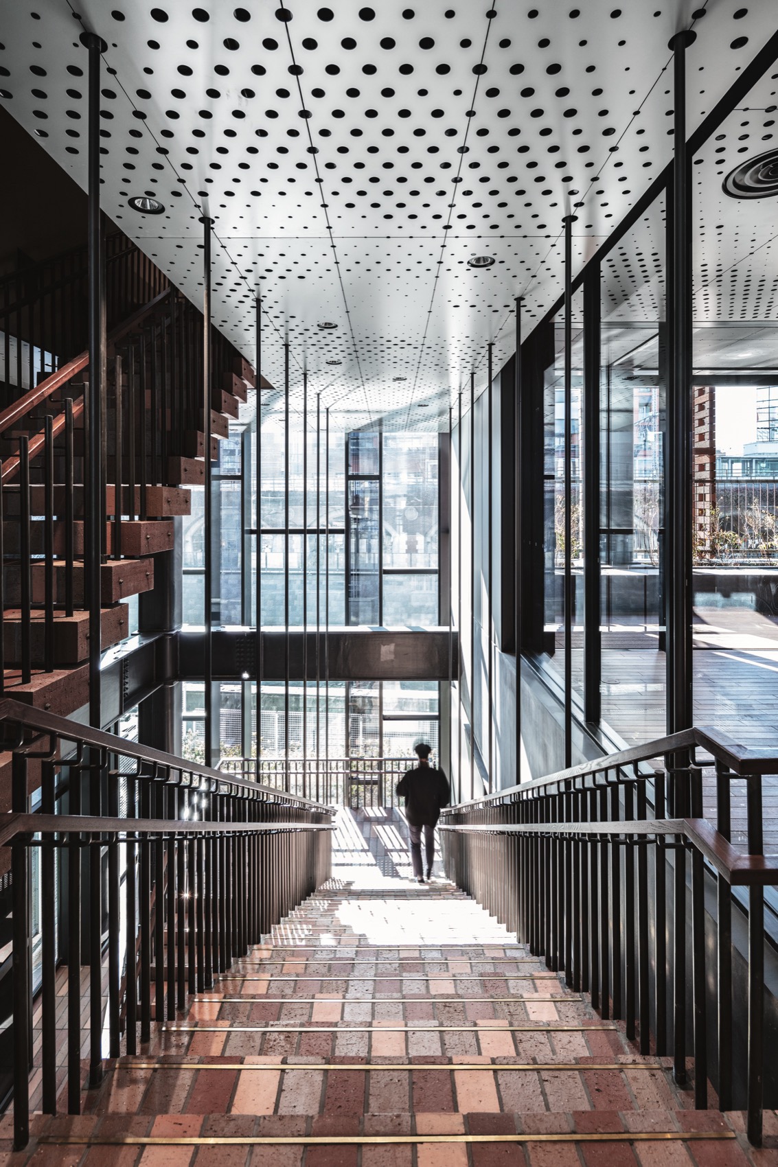 Chiyoda City Mansei-bashi Branch Office/Citizen Hall by Nikken Sekkei ...